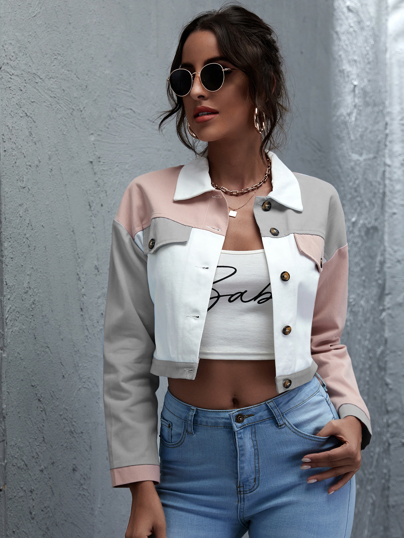 Chaqueta corta cortada cosida