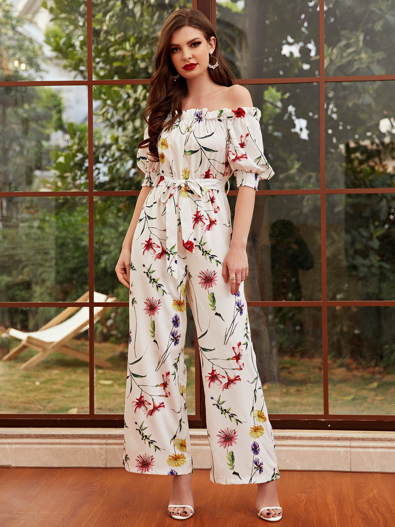 Schulterfreies Jumpsuit Mi Blumen Muster Rüschenbesatz Und Gürtel