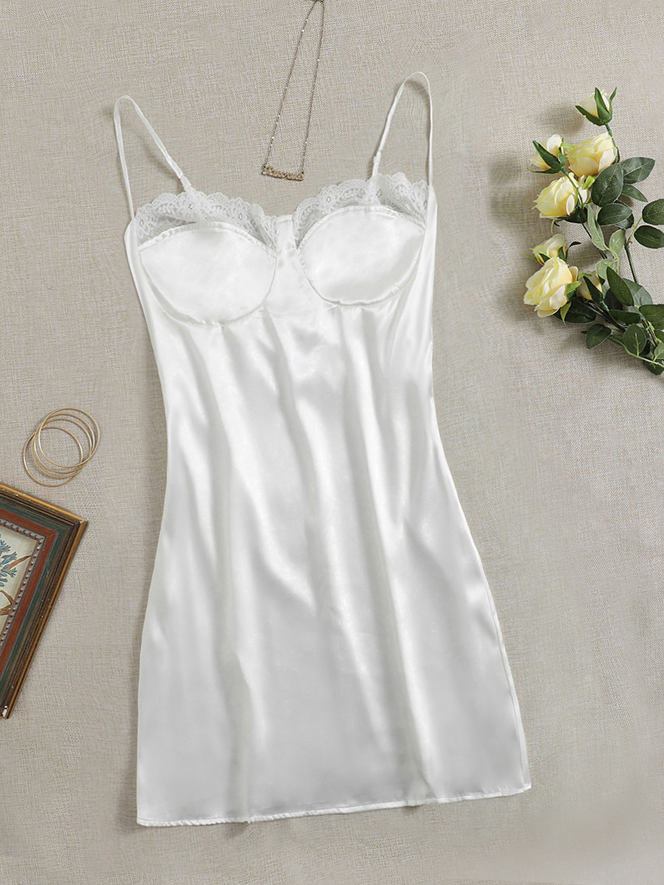 SHEIN Robe de nuit à fines brides en dentelle en satin