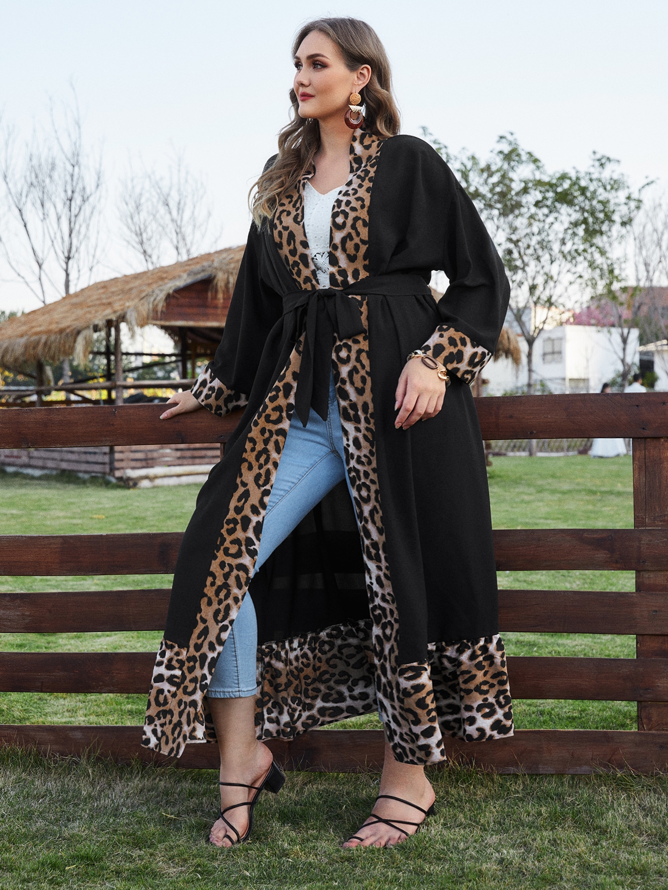 Shein مقاس كبير عبايات بطباعة جلد الفهد منخفض الاكتاف حافة مكشكشة حزام
