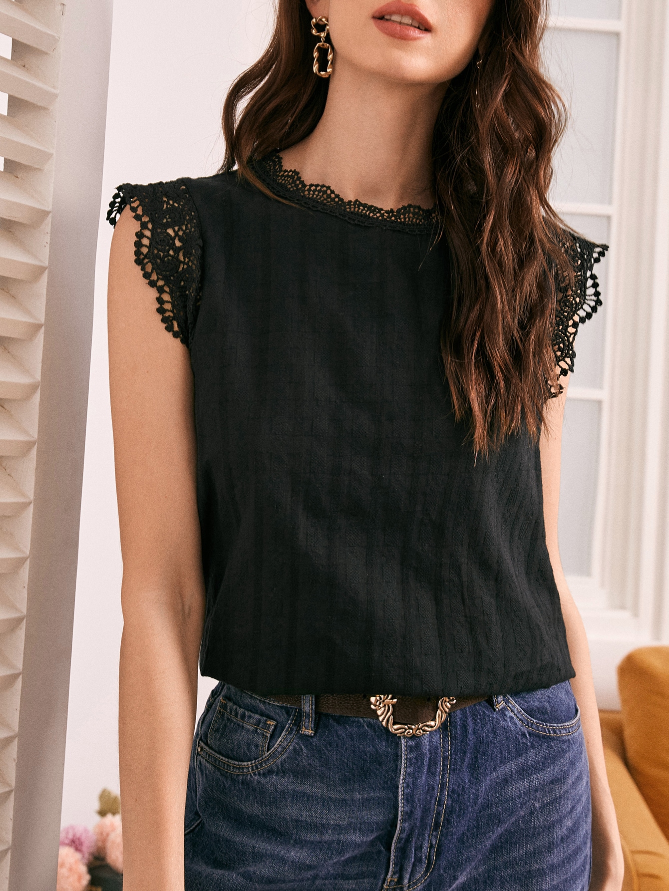 SHEIN Top de espalda con abertura de ojo sisa con fruncido con diseño de encaje