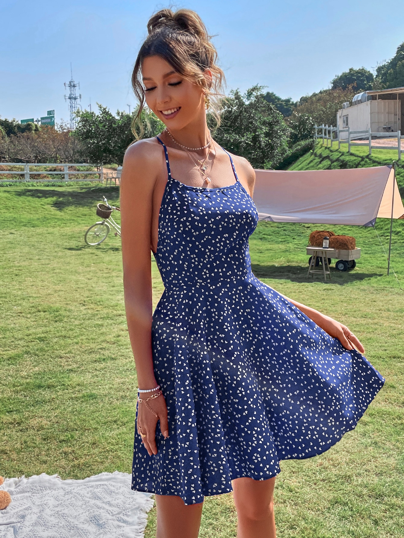 Cami Kleid Mit Konfetti Herz Muster Criss Cross Kreuzgurt Auf Rücken