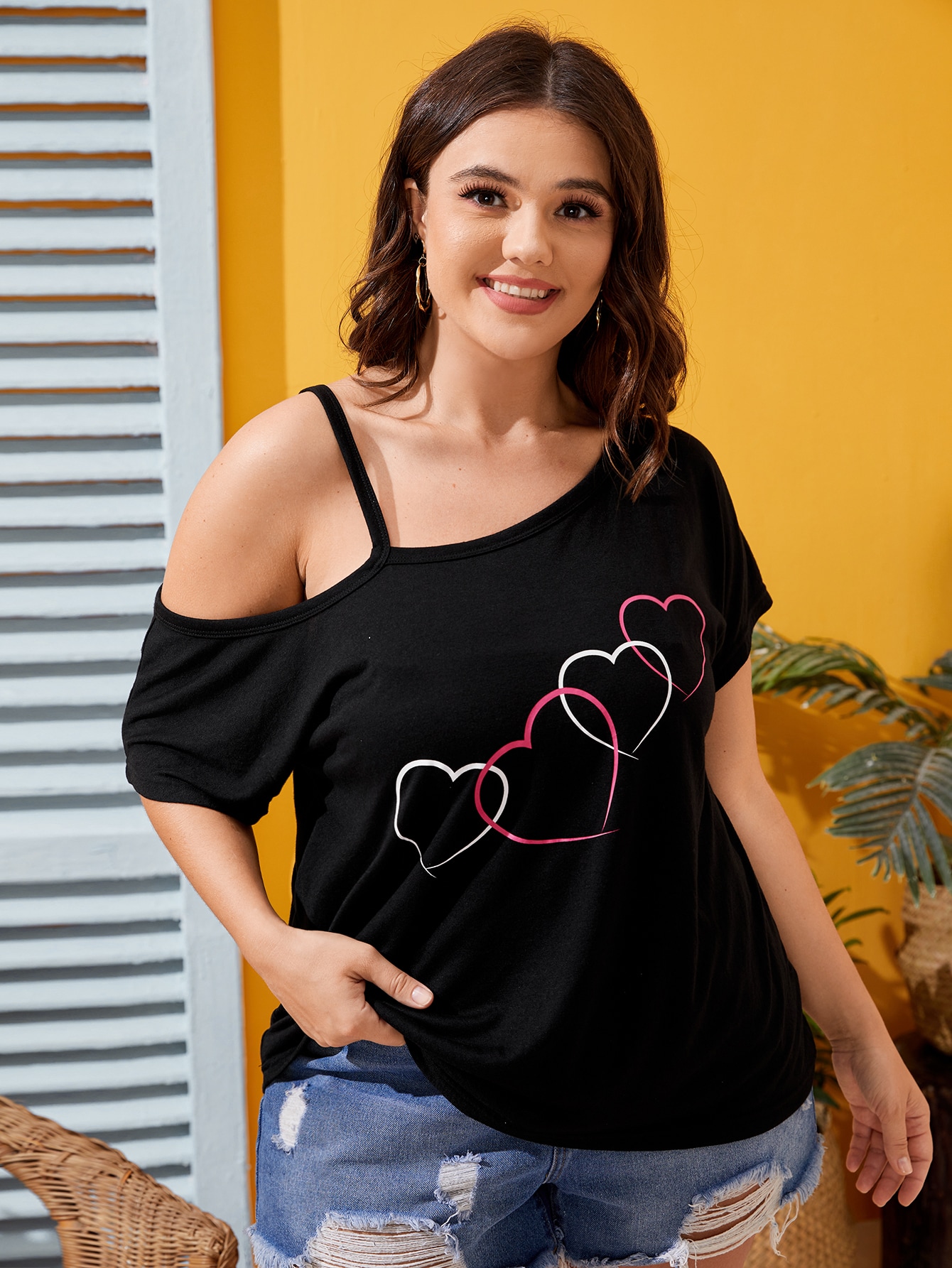 Shein Camiseta Con Estampado De Corazón De Hombros Asimétricos