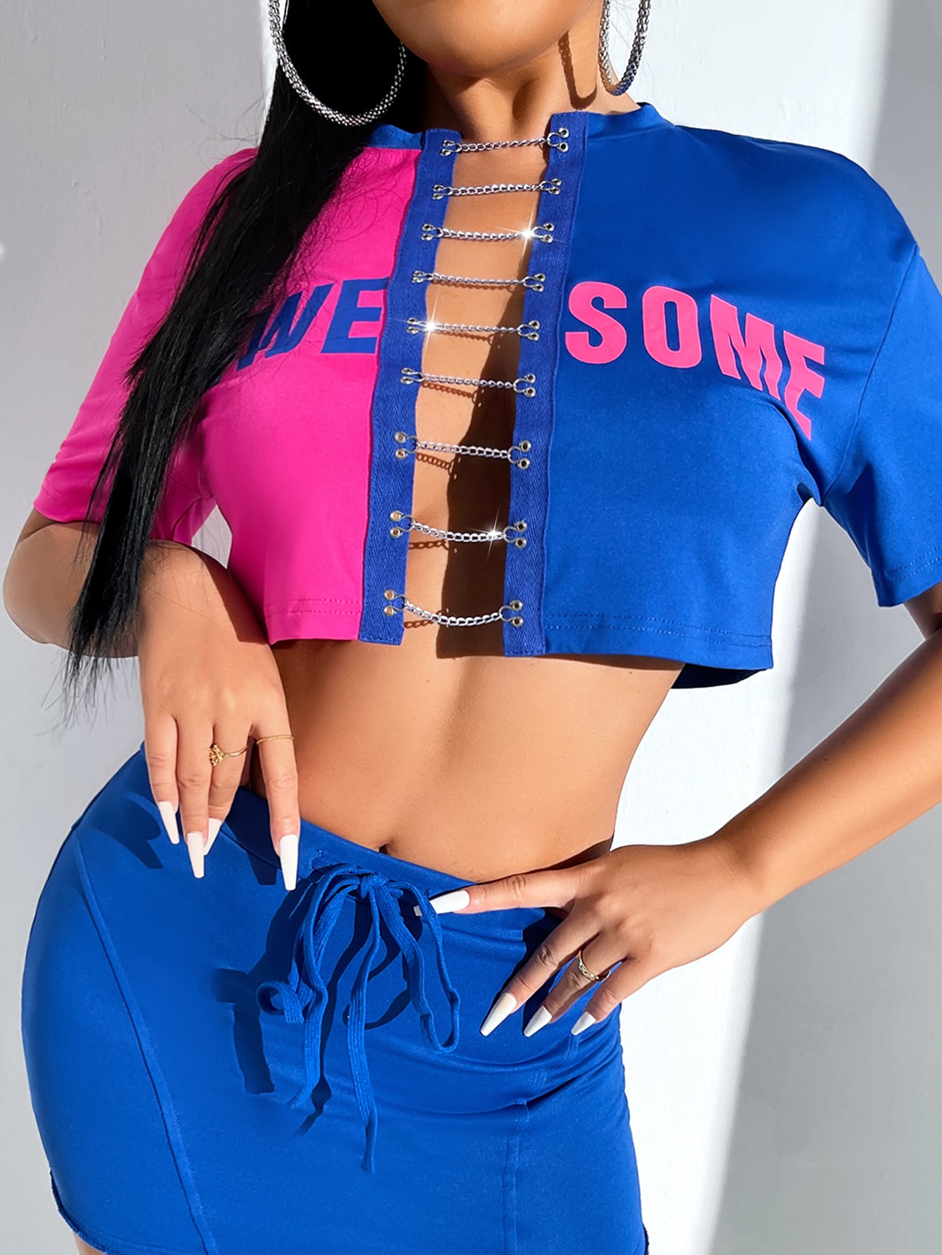 Shein Sxy Camiseta Corta De Dos Tonos Con Estampado De Letra Con Cadena