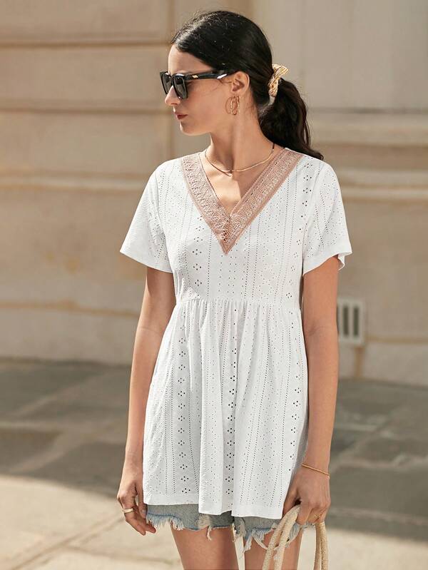 SHEIN Frenchy Camiseta con encaje en contraste de cuello V | Moda de Mujer | SHEIN México