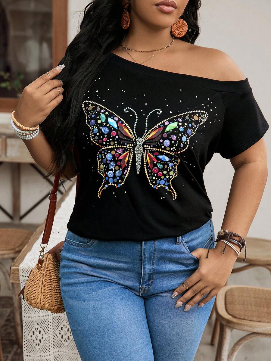 SHEIN LUNE Plus เสื้อยืดโอเวอร์ไซส์พิมพ์ลายผีเสื้อเอฟเฟกต์อัญมณีปิดไหล่ | SHEIN TH