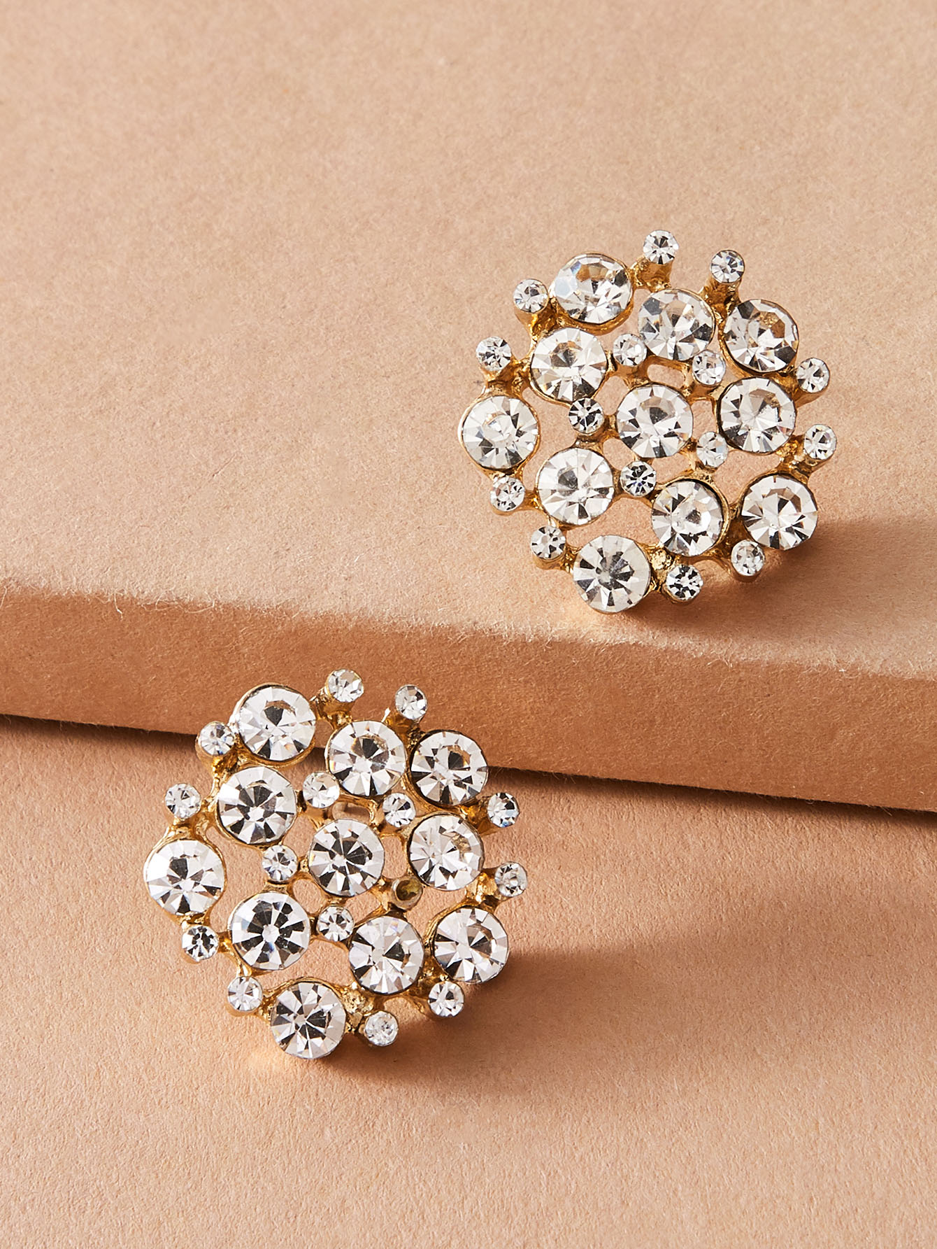 1pair Rhinestone Engraved Stud Earrings