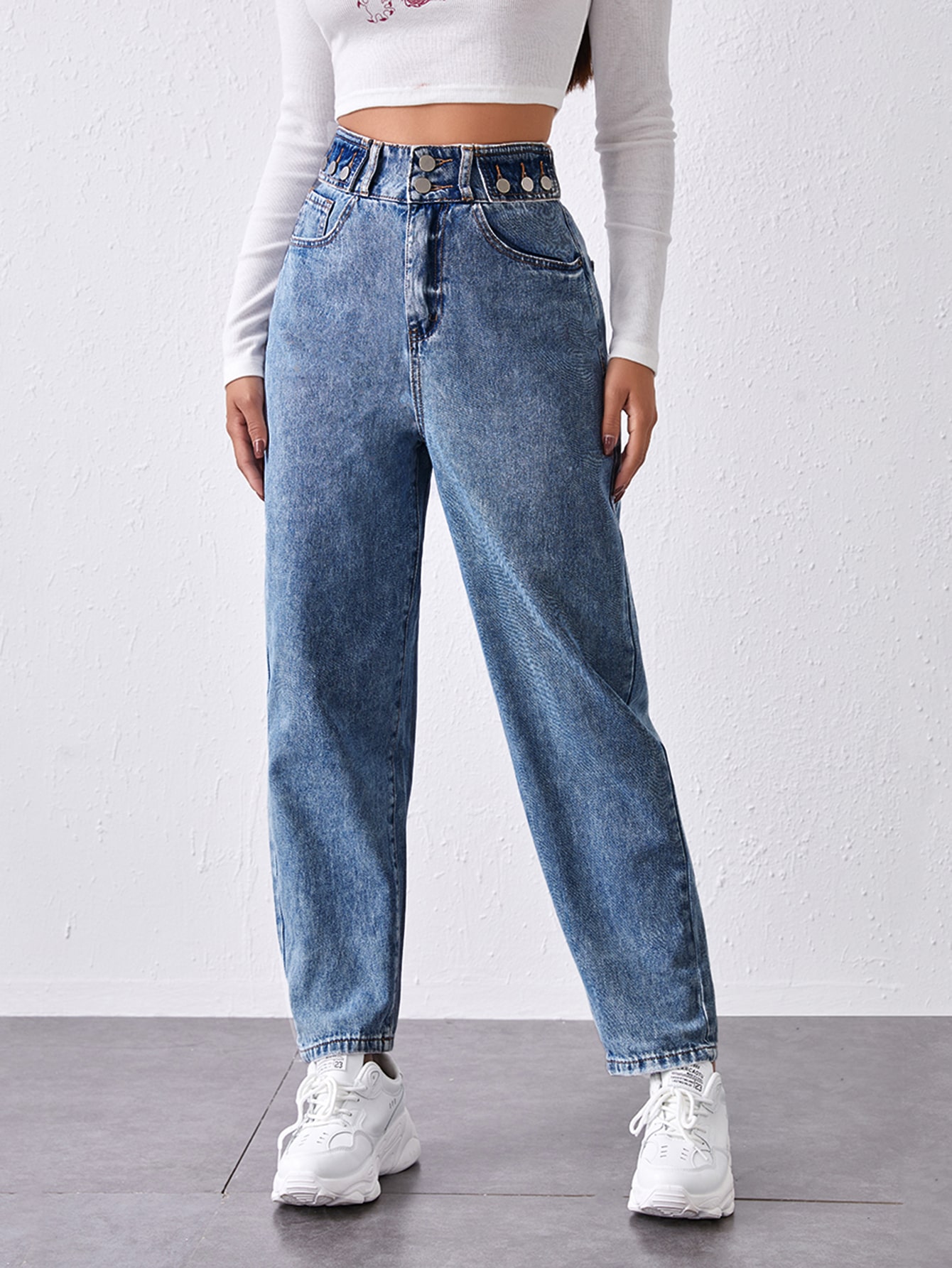 Jeans con bottone e vita alta