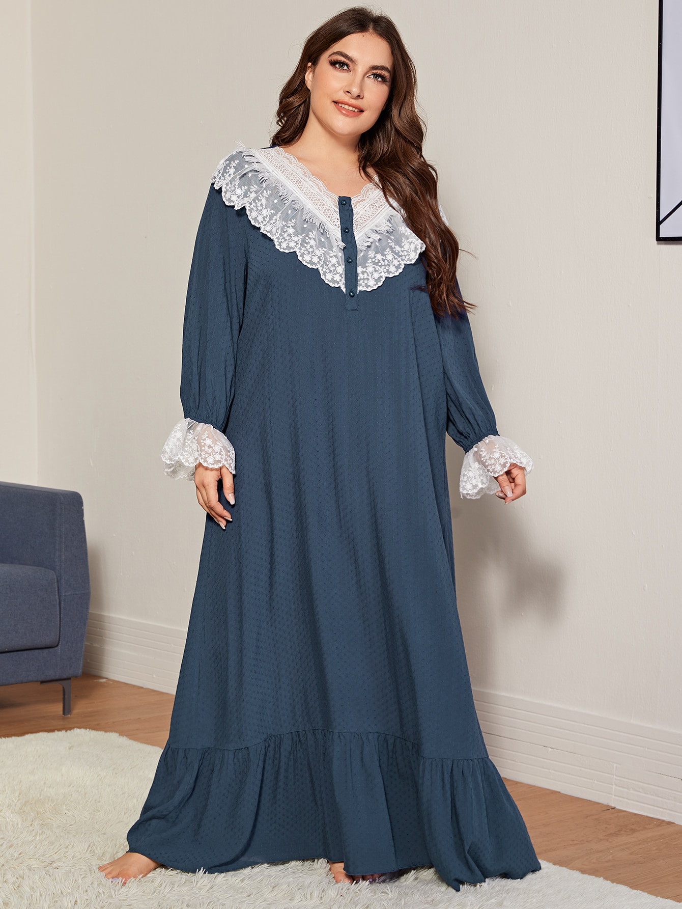 بالإضافة إلى فستان نوم شبكي مطرز متباين بحافة مكشكشة