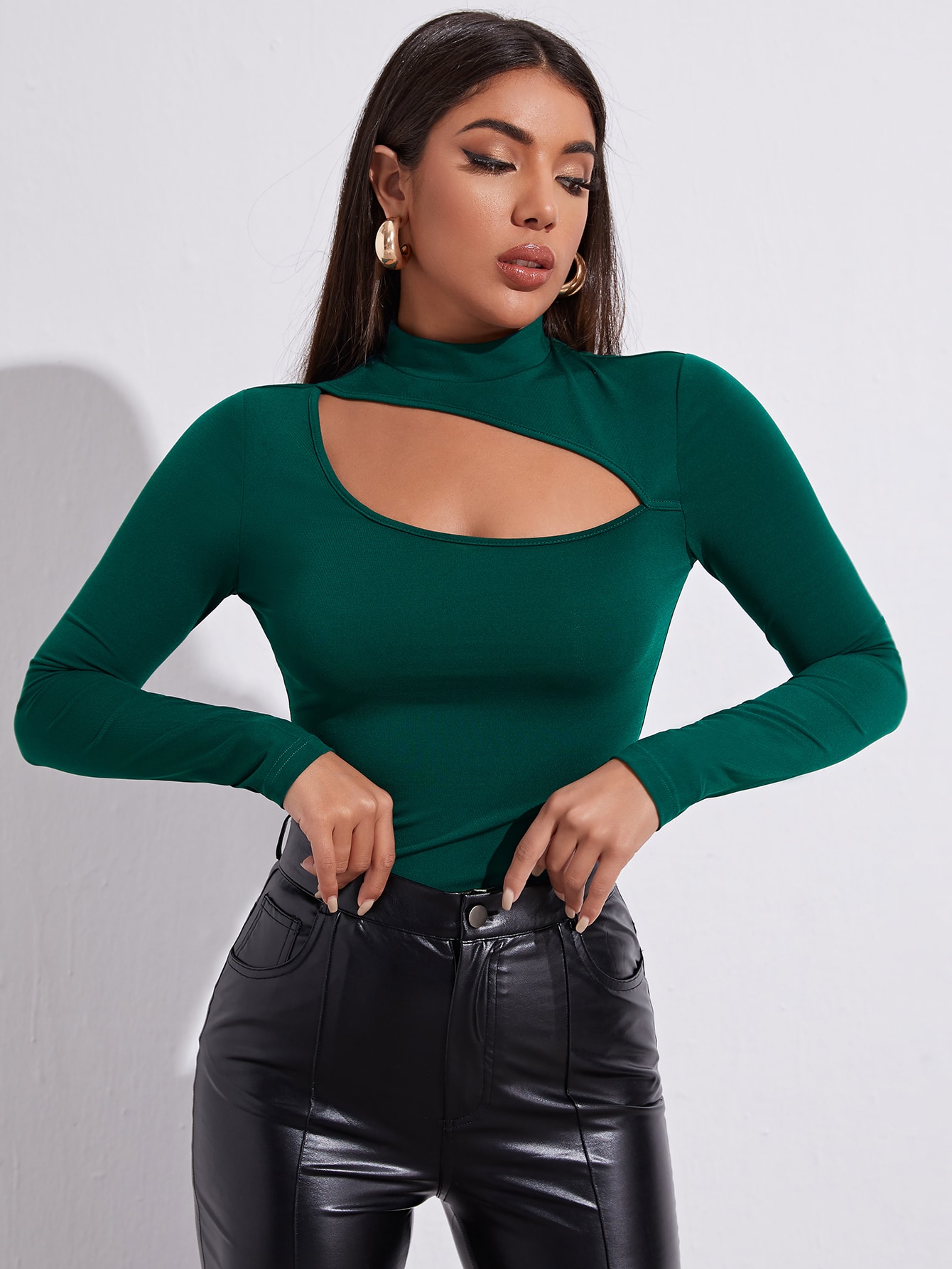 Top con abertura delantera de cuello alto