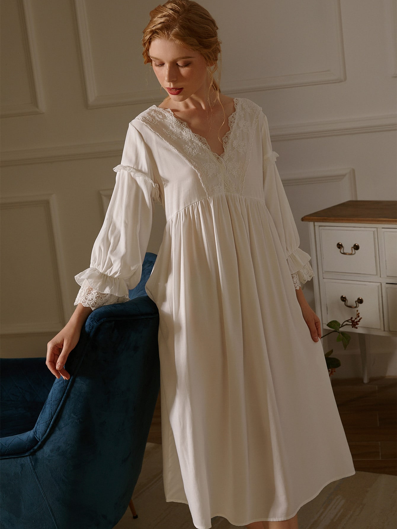 فستان نوم مكشكش من الدانتيل المخيط