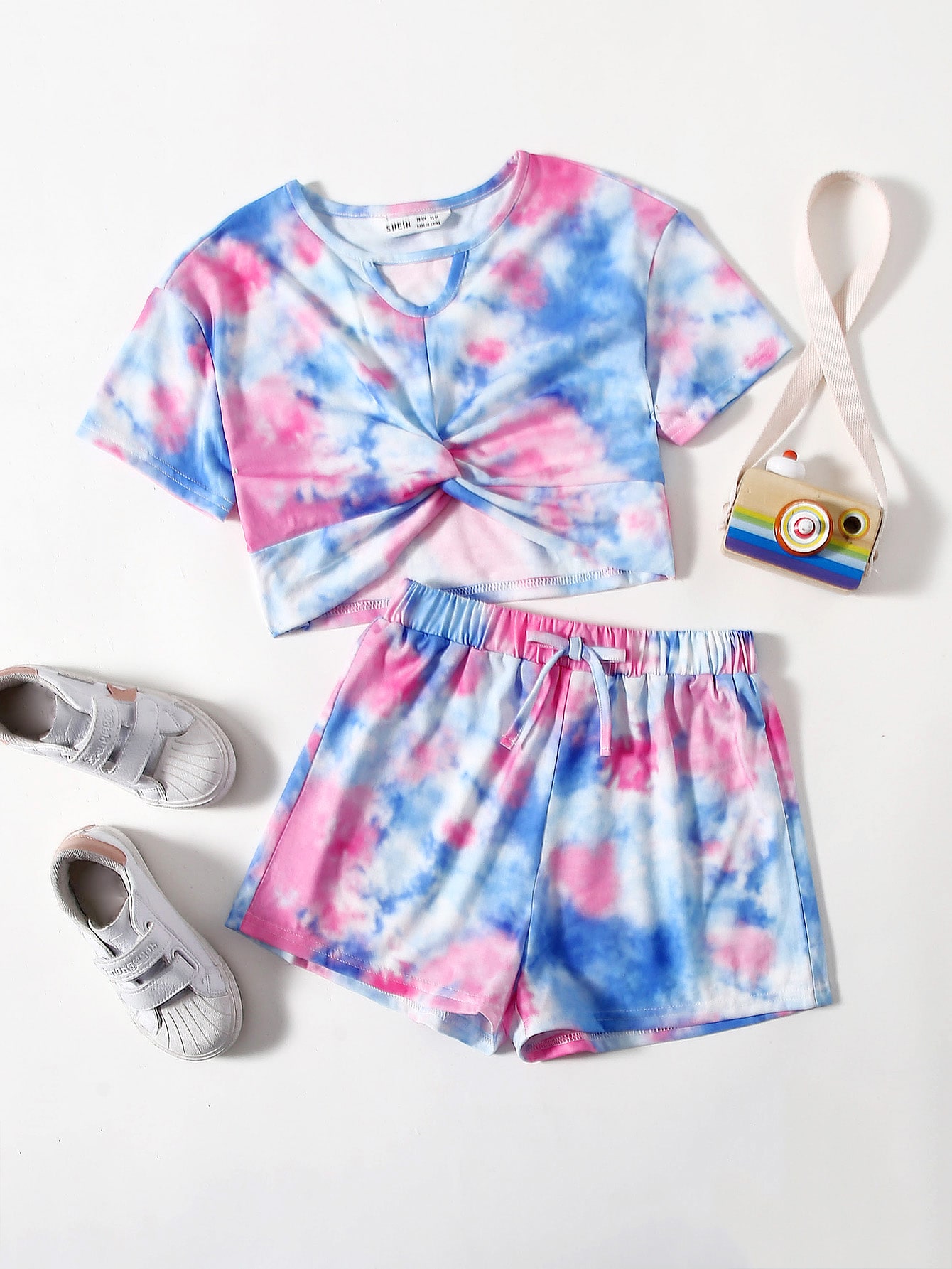 SHEIN T-Shirt mit Twist vorn und Batik & Track Shorts Set | aktuelle ...