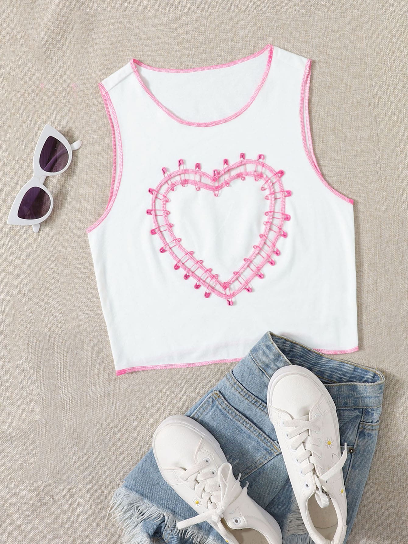 SHEIN Contrast Stitch Paper Clip Cutout Heart Crop Tank Top | SHEIN USA
