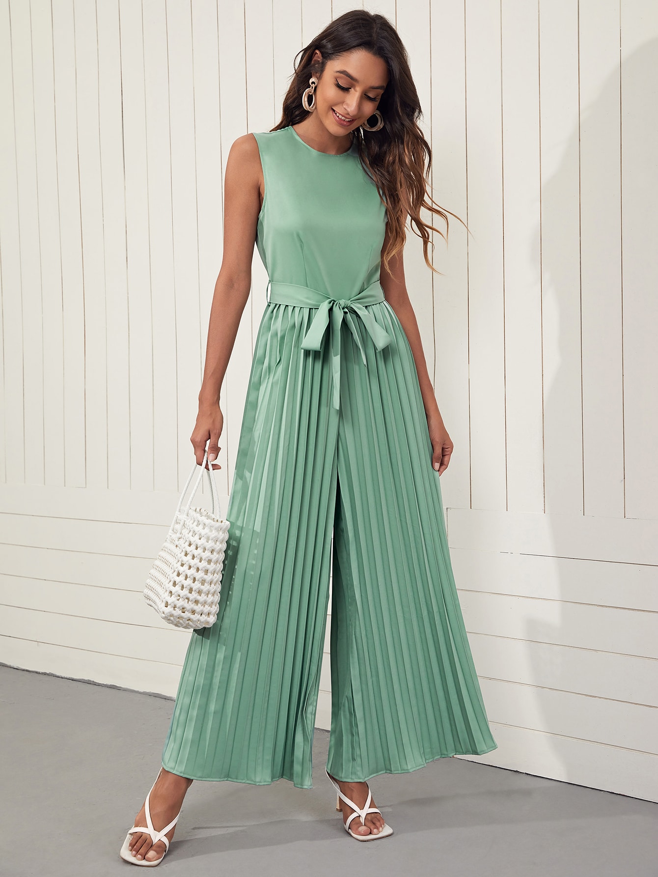 Tuta plissettata monocolore con cintura