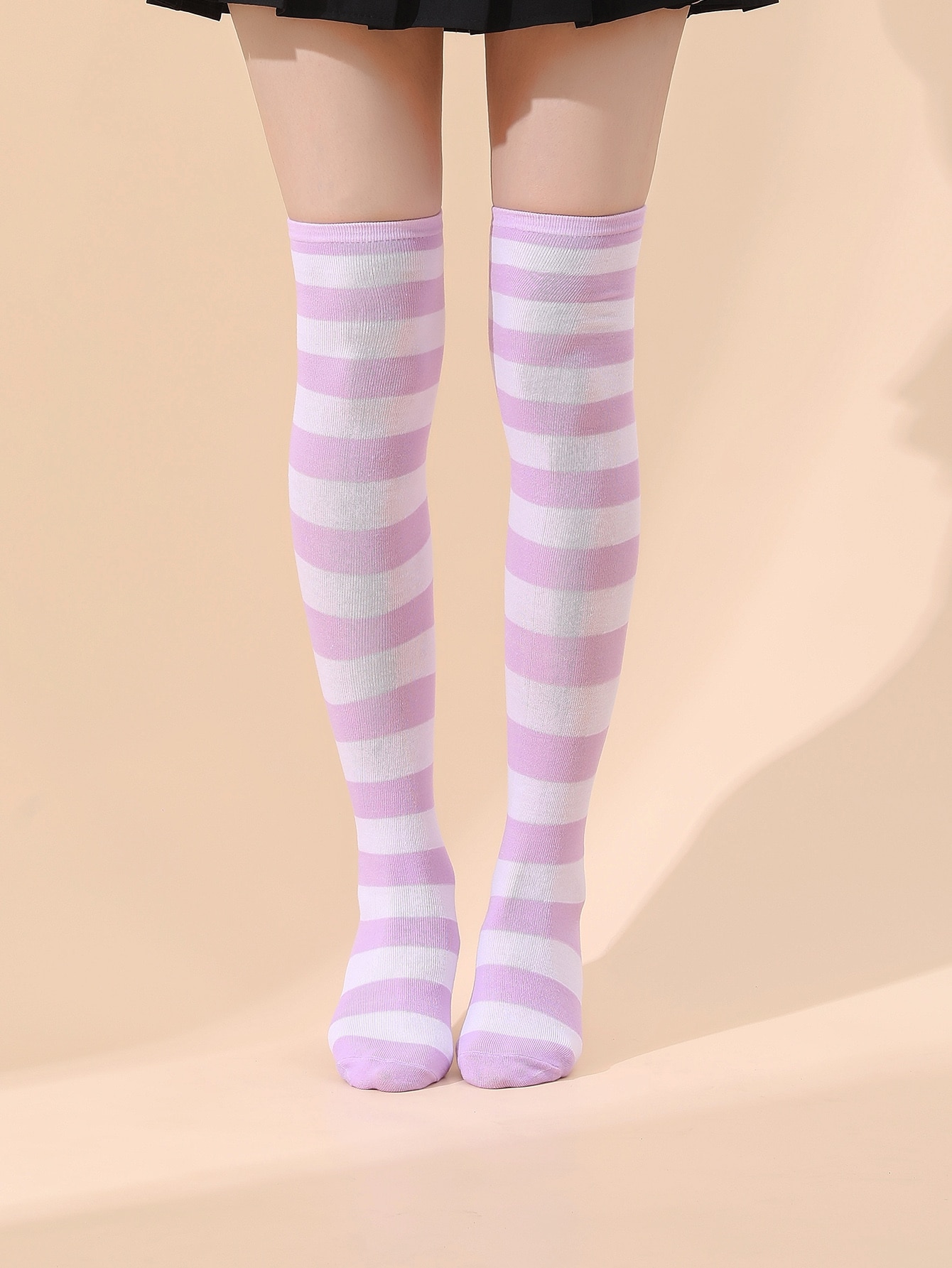 Calzini con motivo a righe sopra il ginocchio