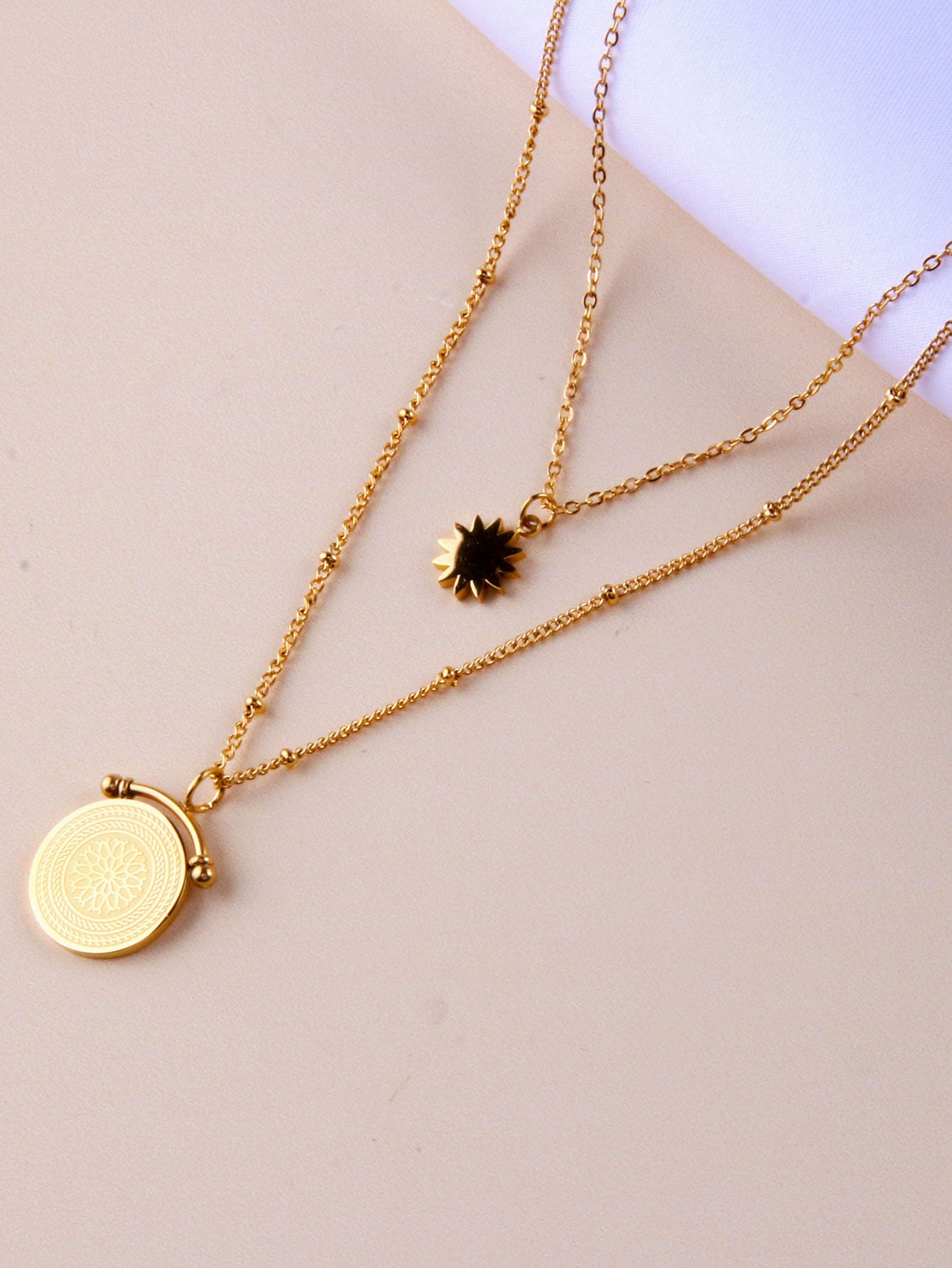 Collar a capas con diseño redondo