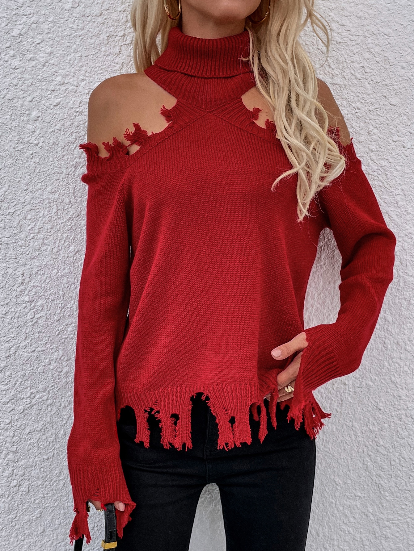 Suéter roto de cuello cisne de hombros descubiertos