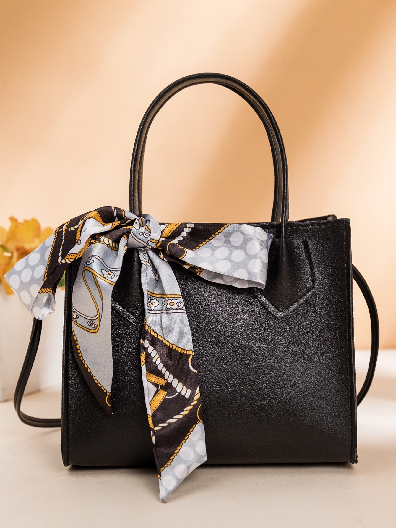 Bolso cartera minimalista con diseño de pañuelo