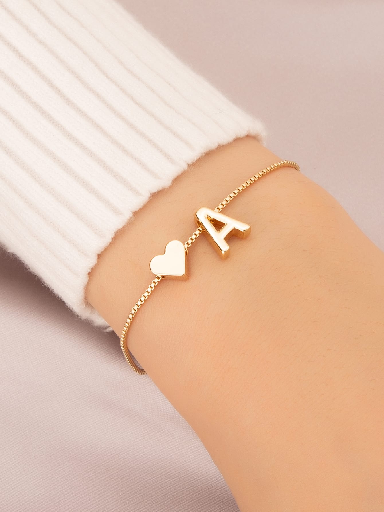 Pulsera con letra & con adorno de corazón