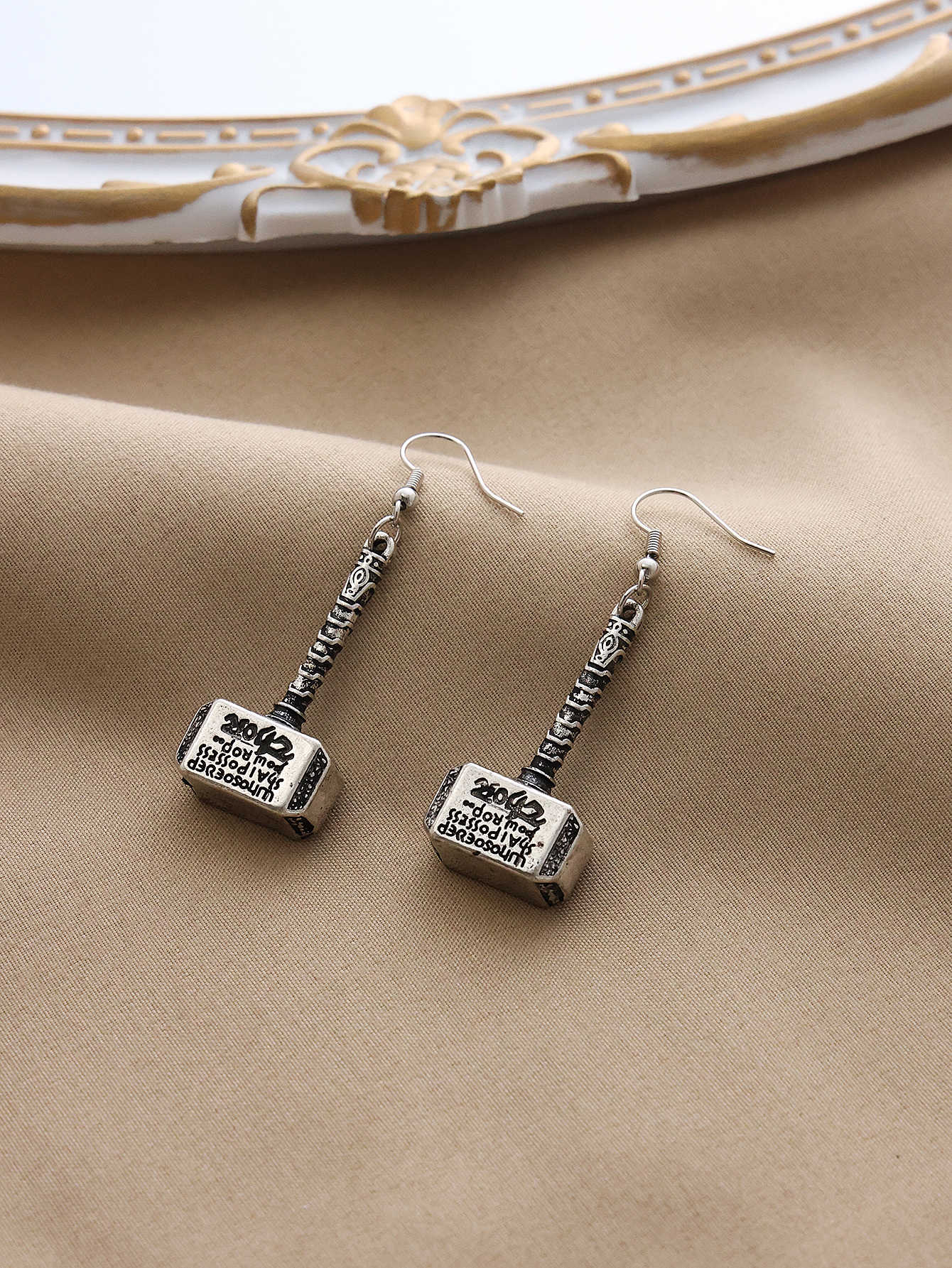 Pendientes largos con diseño de letra martillo