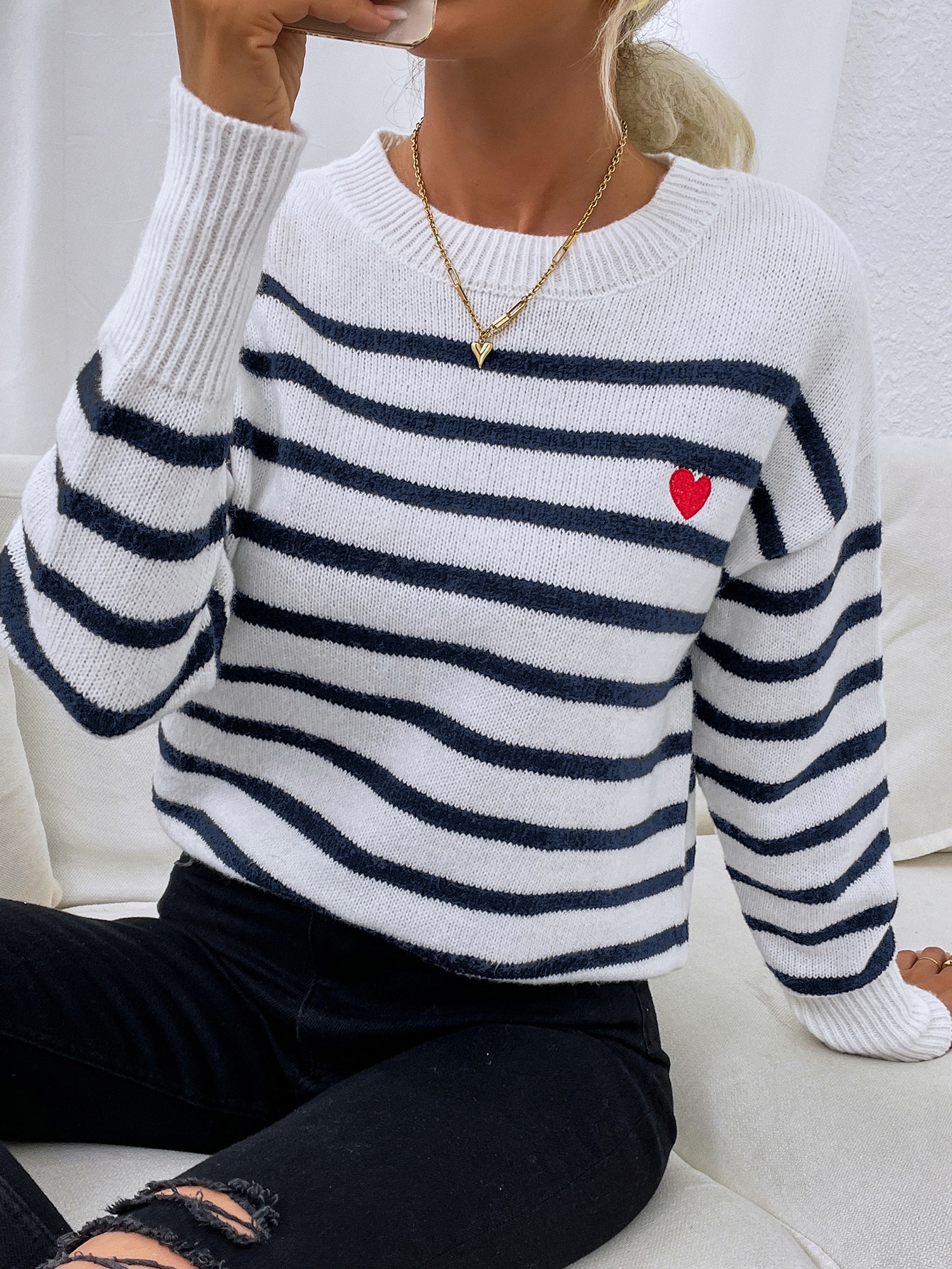 Pull avec motif cœur à rayures