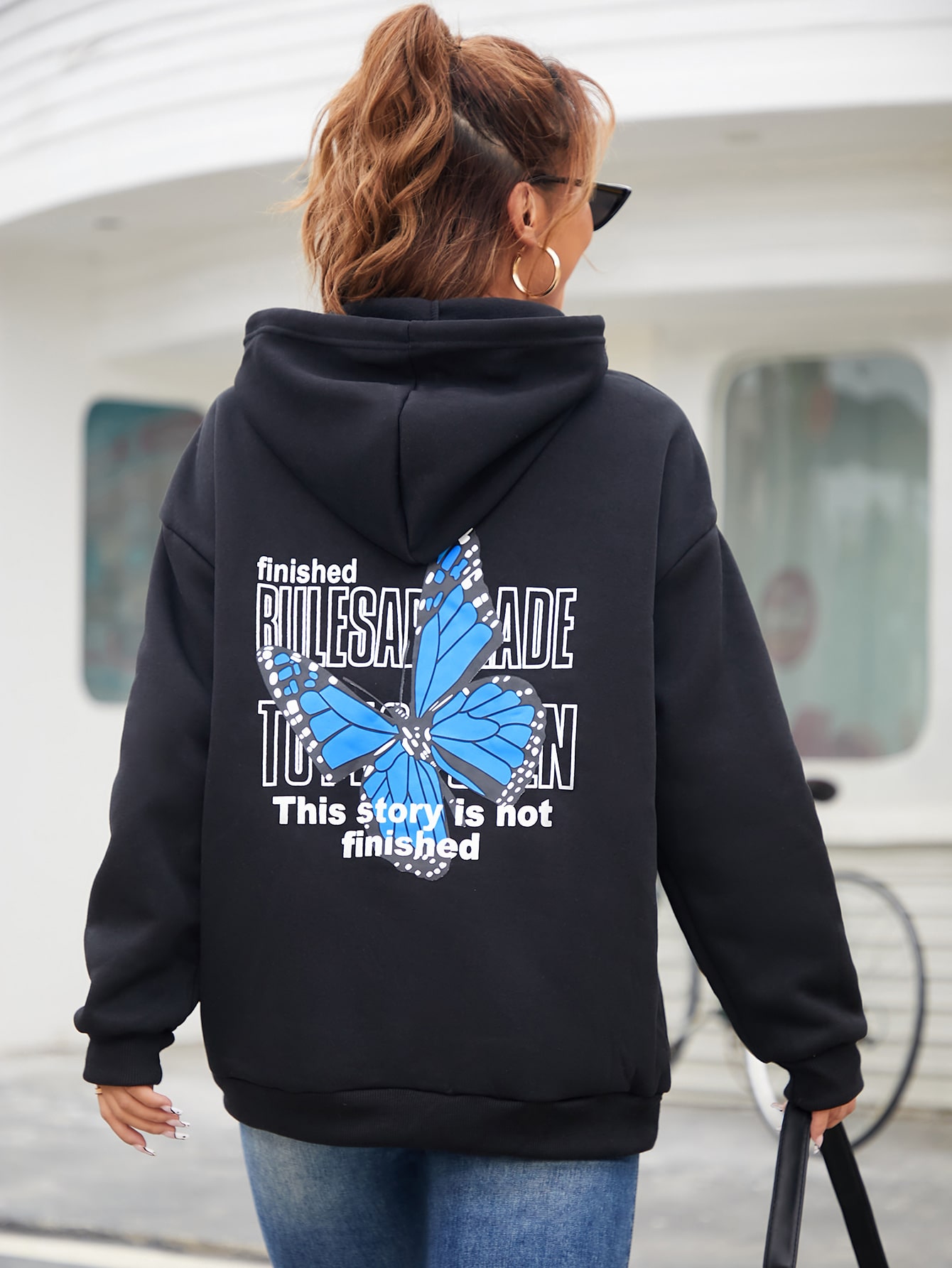 Sweat-shirt à capuche avec motif papillon et slogan