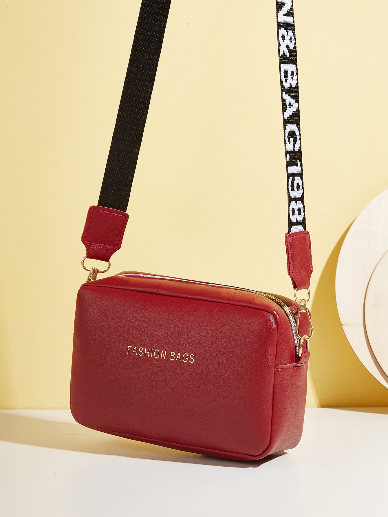 Bolso bandolera con estampado de letra