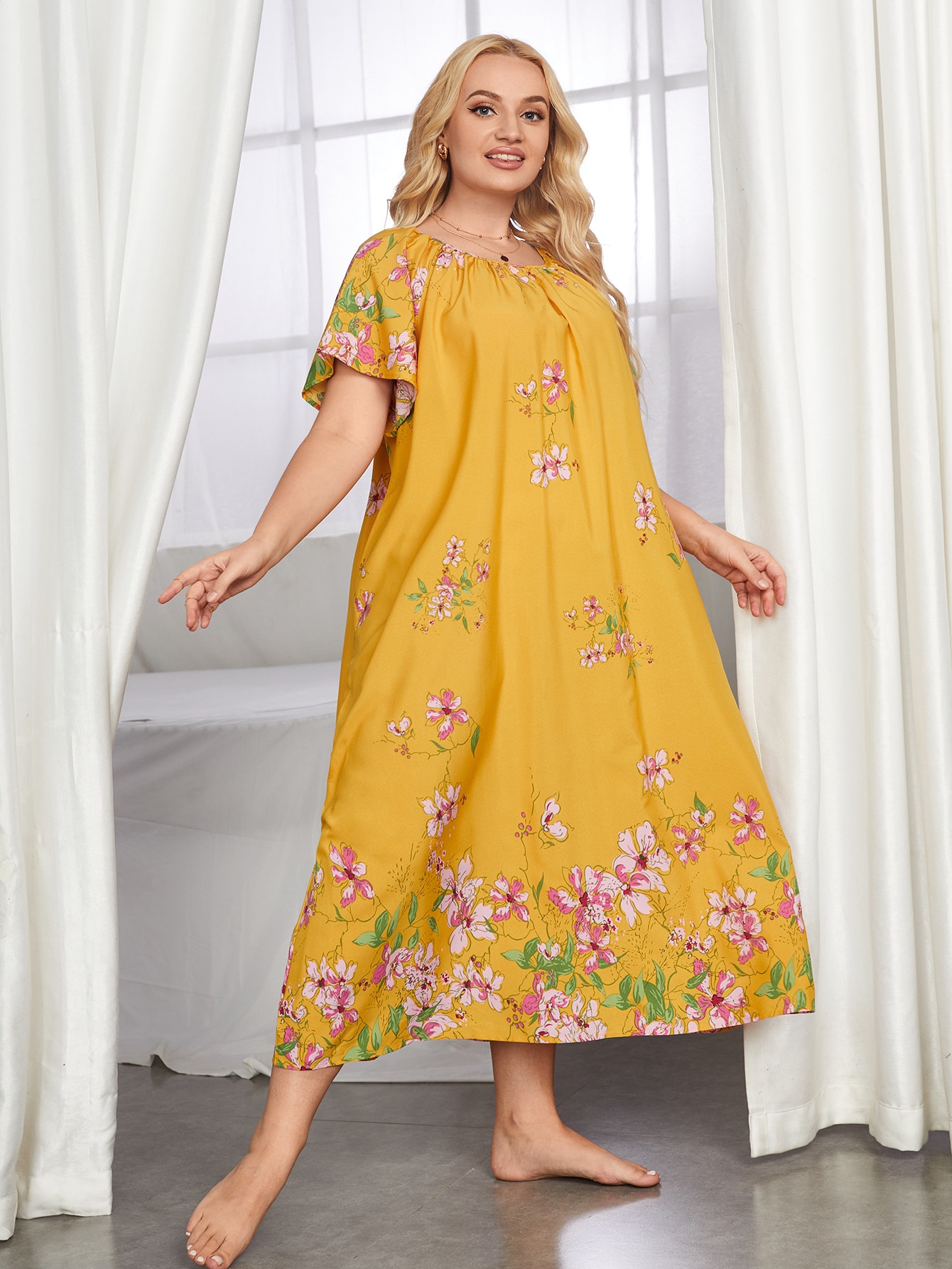 SHEIN فستان نوم بطباعة أزهار باكمام مكشكش مقاس كبير