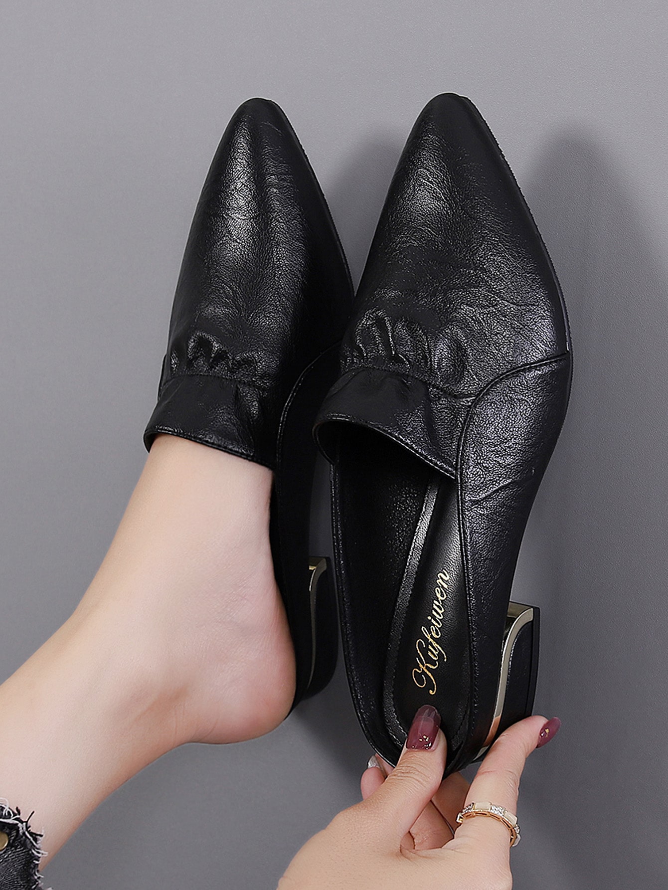 Mules planas elegantes con punta en punta para mujer