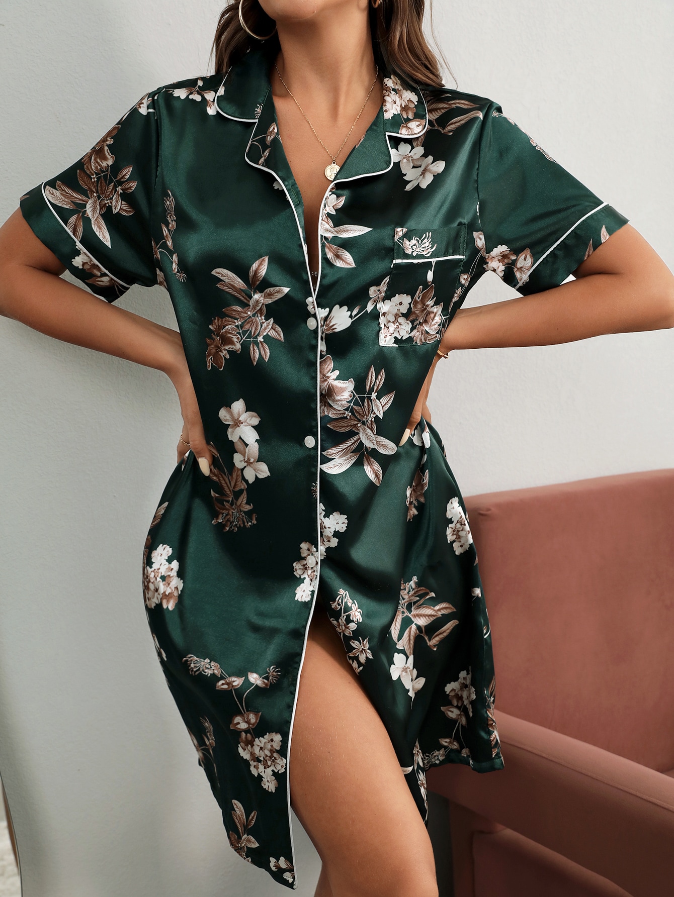 فستان نوم بطباعة زهر شامل شريط متباين ساتان