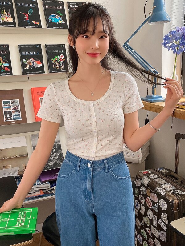 DAZY Camiseta floral de cuello scoop con botón delantero | Mode de ...