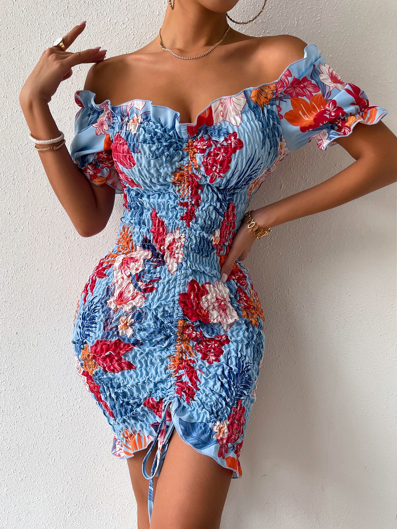 Abito aderente floreale arricciato con coulisse frontale