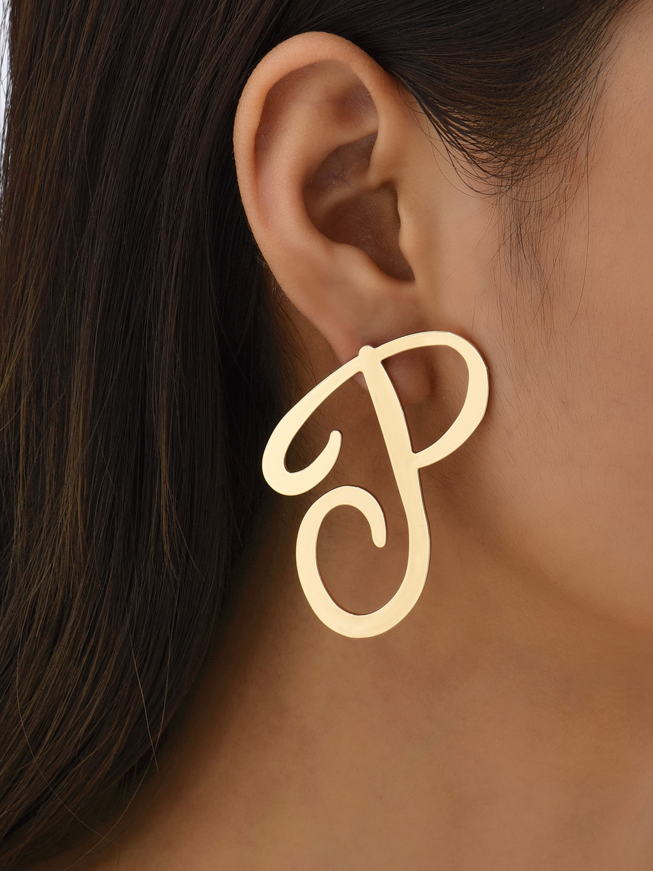 Pendientes de tachuela con diseño de letra