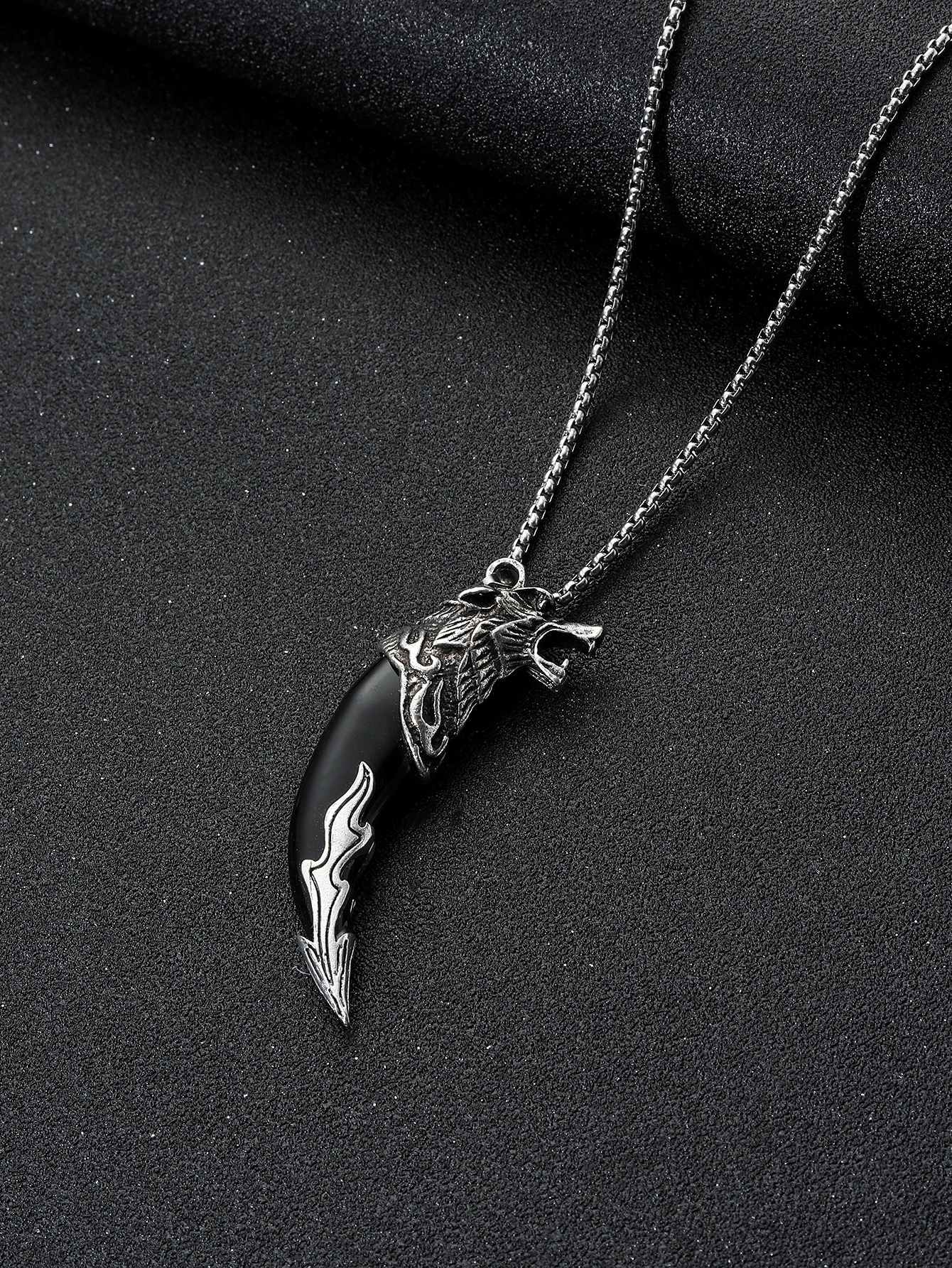 Hombres Collar con accesorio colmillo sintético de lobo