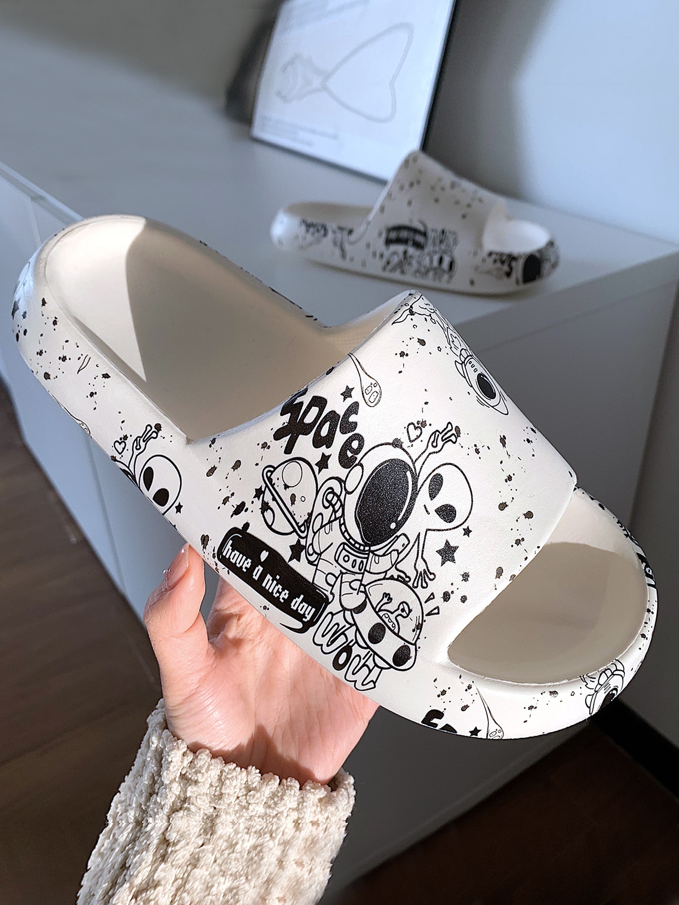 Chanclas banda única con estampado de dibujos animados