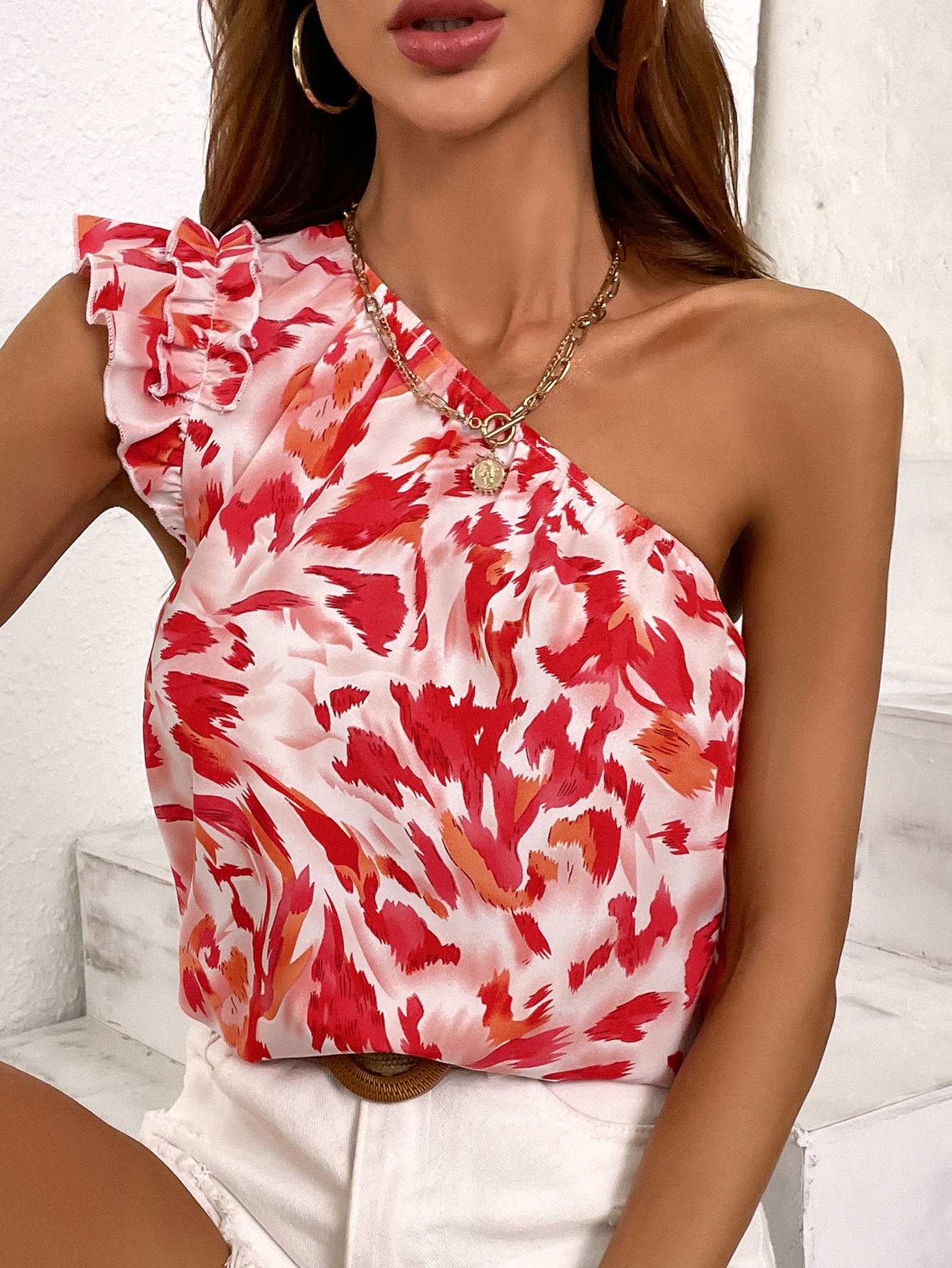 Blusa con estampado de un hombro de manga con volante