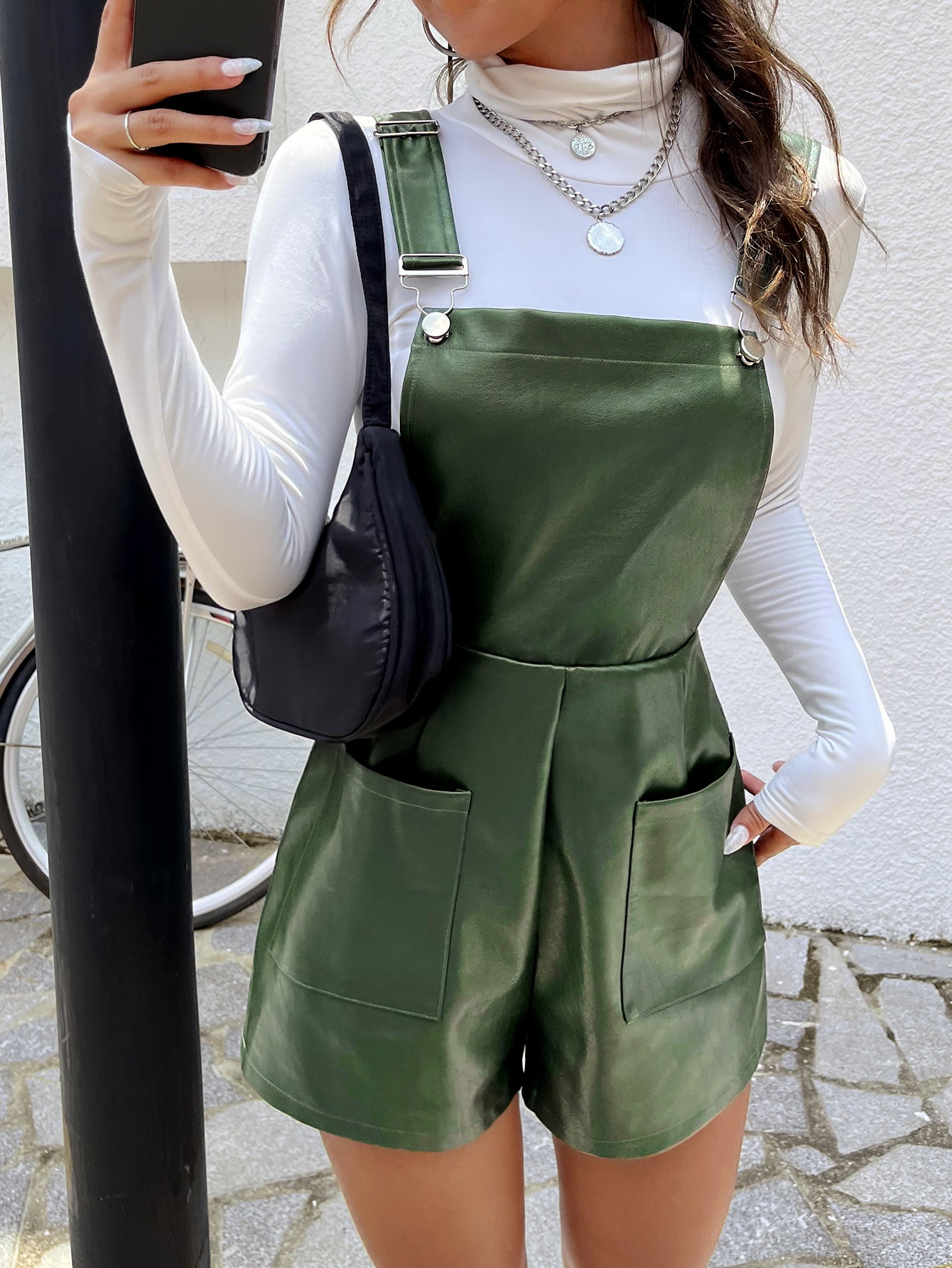 Mono overol con parche de bolsillo PU sin camiseta