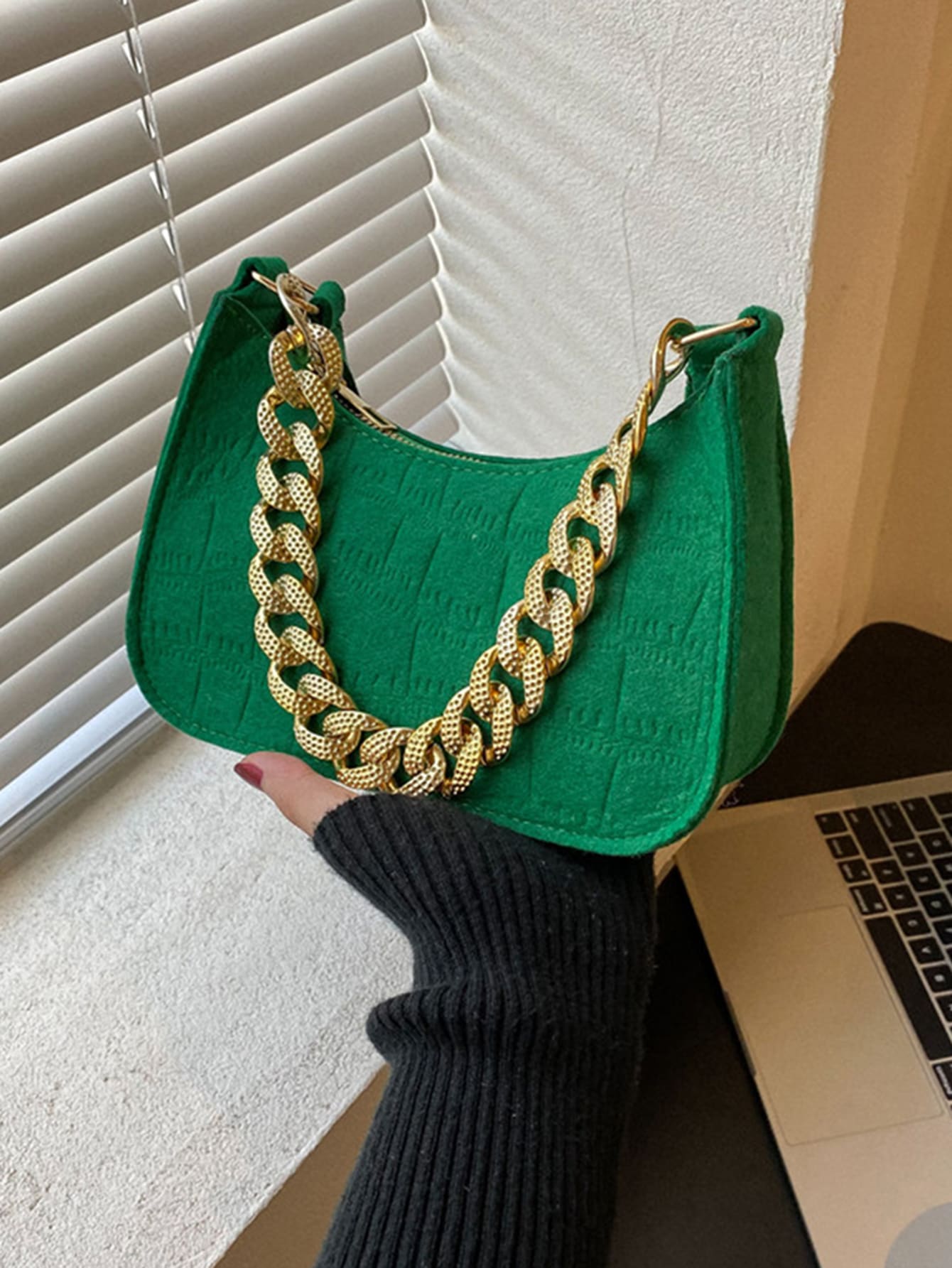 Baguette Tasche mit Mini Krokodil Prägung, Kette, Filz | aktuelle ...