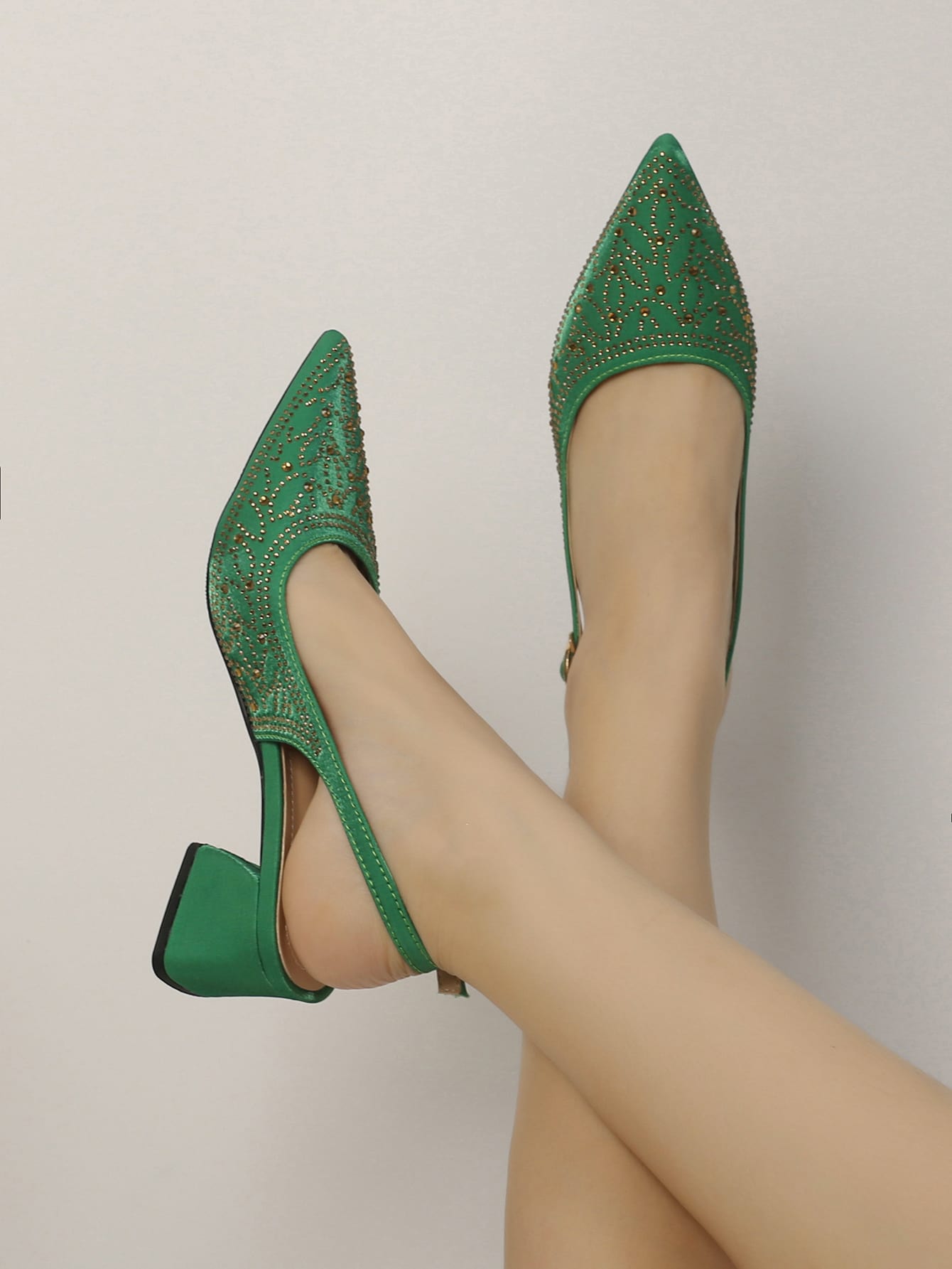 Tacones de satén con diseño de diamante de imitación de punta con tacón ...