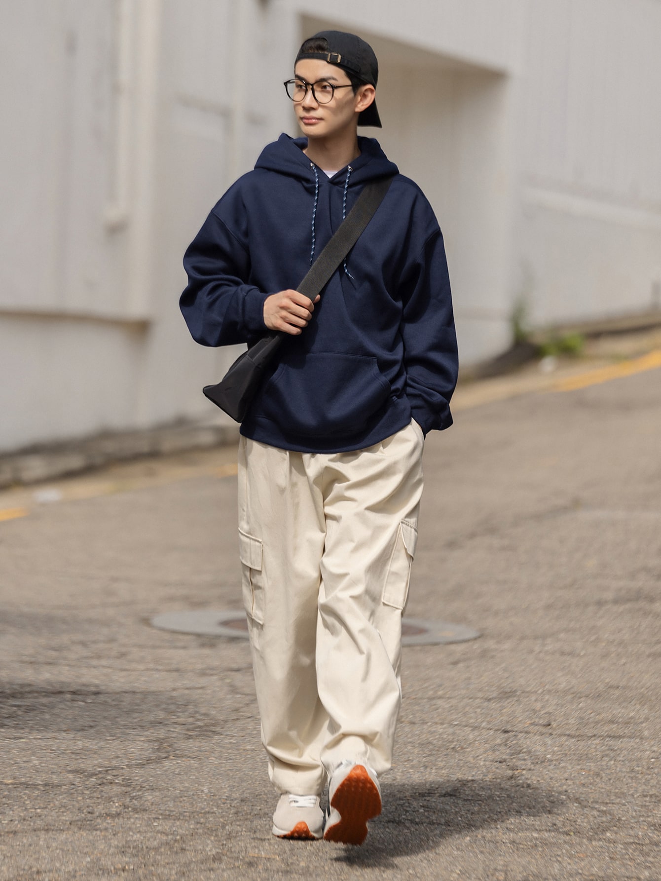 DAZY Men Kangaroo Pocket Drop Shoulder Drawstring Hoodie | SHEIN USA