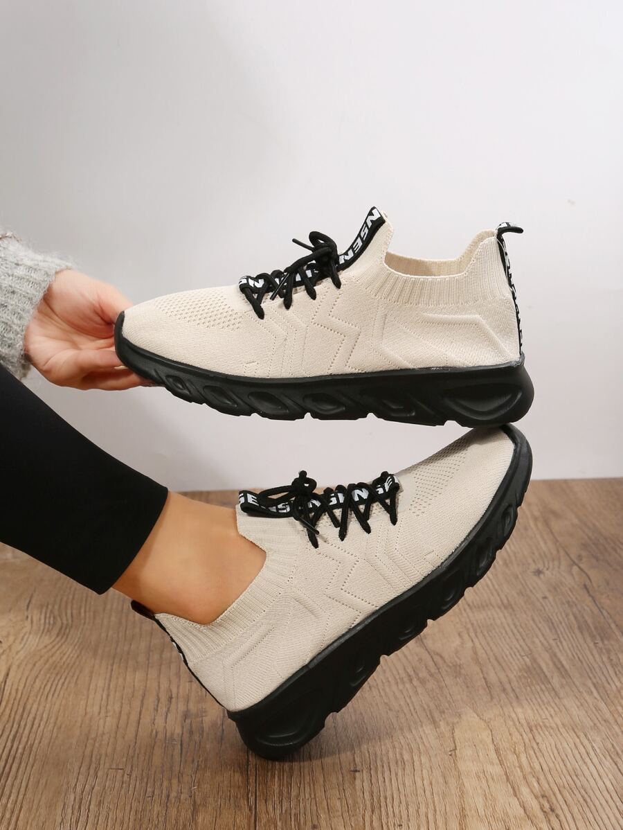 Text Grafik Snörning Framtill Springskor , Stickade Spring-Skor Beige ...