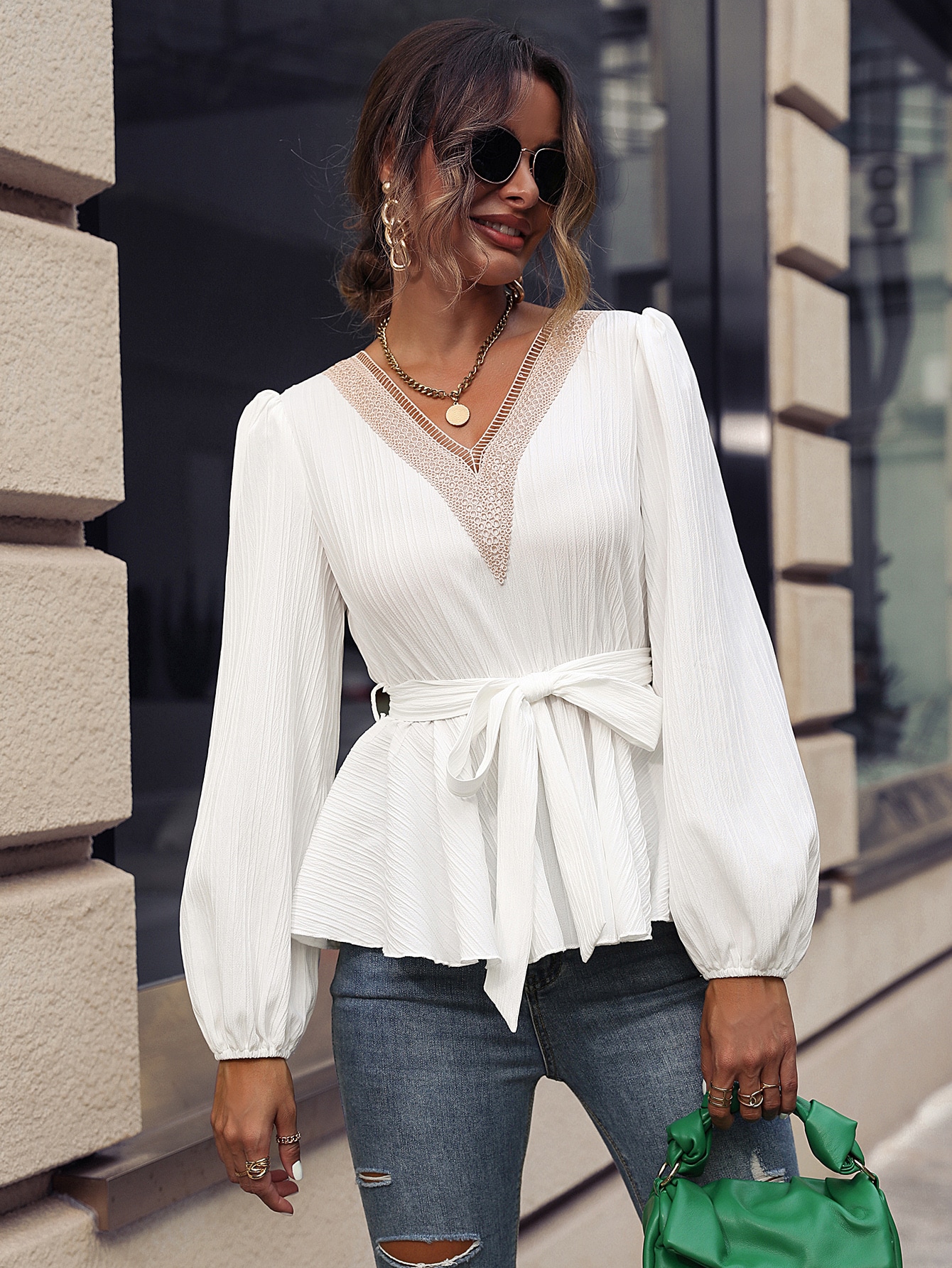 Blusa con encaje de manga farol con cinturón