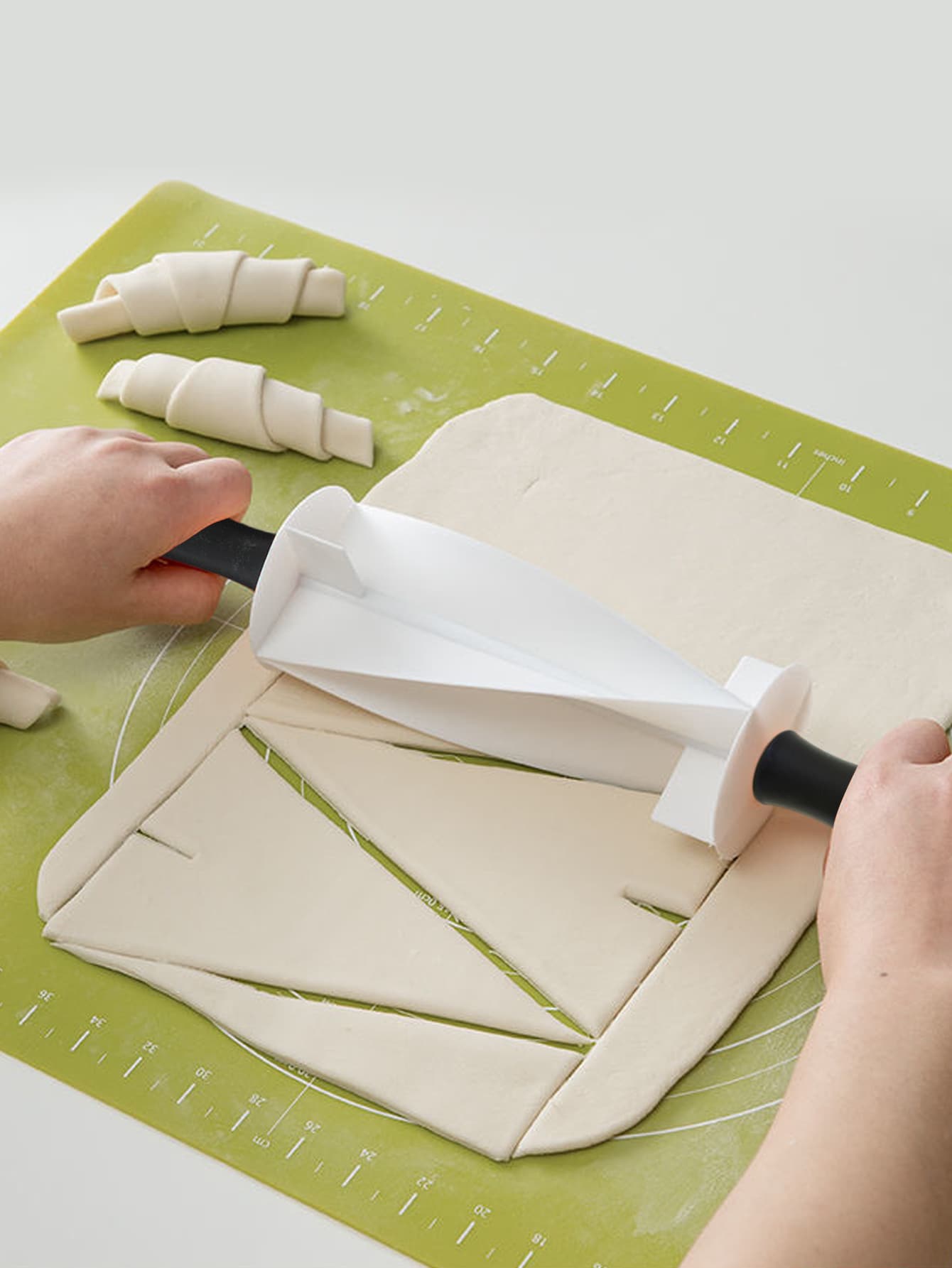 1Pcs Croissant Cutter Roller Plastic Handle Rolling Cutter for Making ...