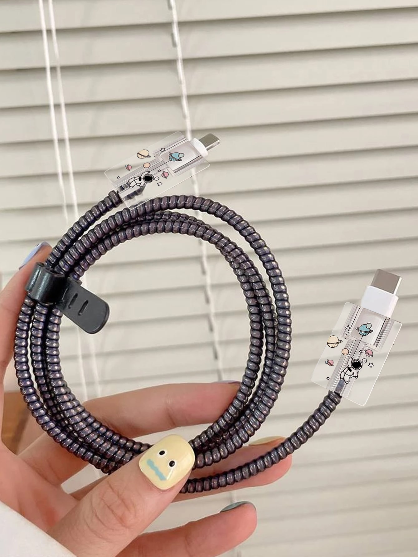 4 piezas Set Protector de cable de dato con estampado de astronauta