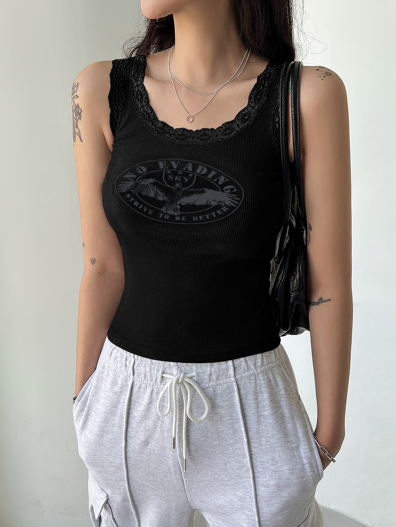 DAZY Blusa Sin Mangas Con Ribete De Encaje, Diseño De Águila Y Letra ...