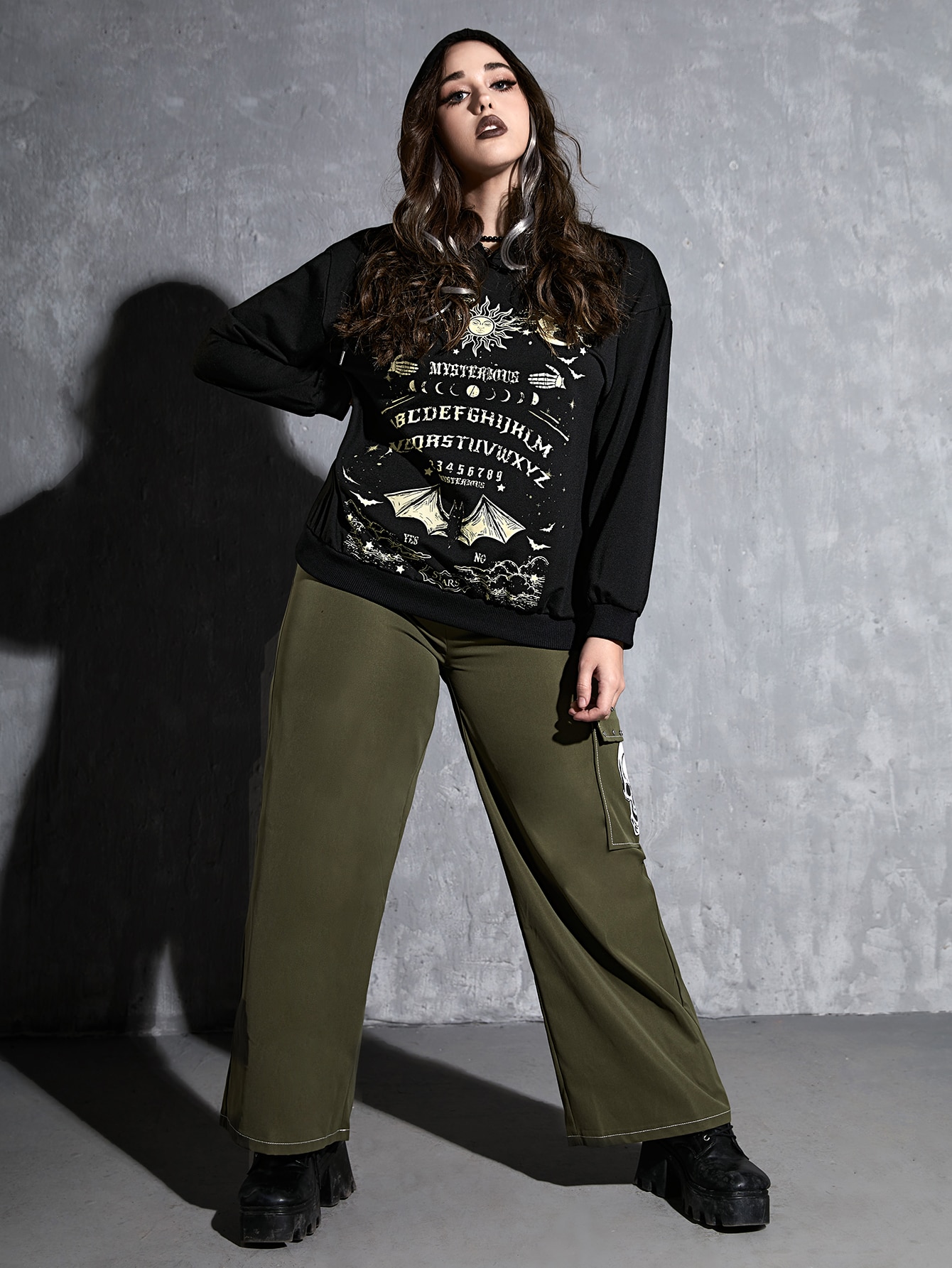 Goth Capucha con letra & con estampado de sol de hombros caídos con ...