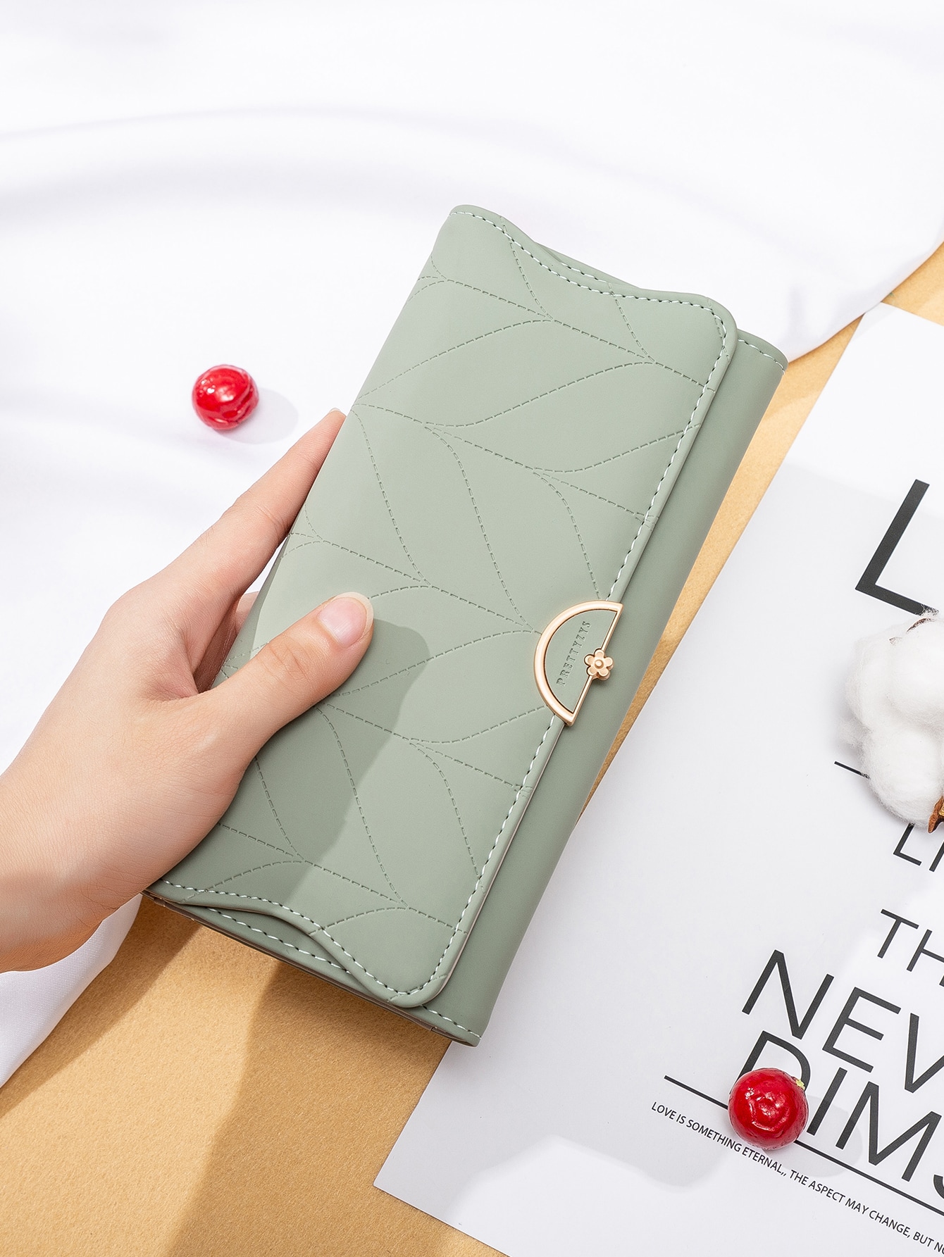 Monedero largo minimalista con diseño metal