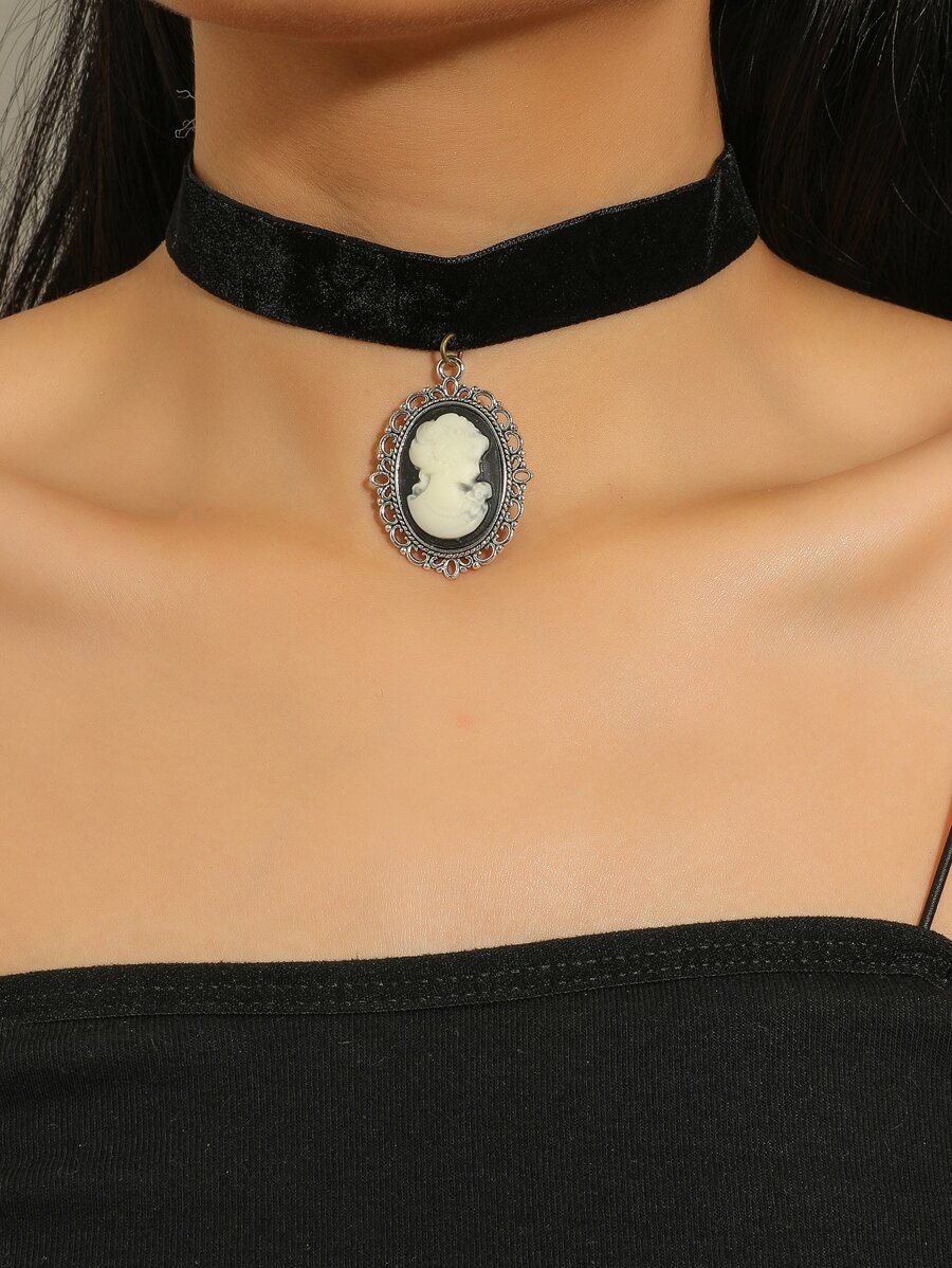 Figure Pendant Choker | SHEIN USA