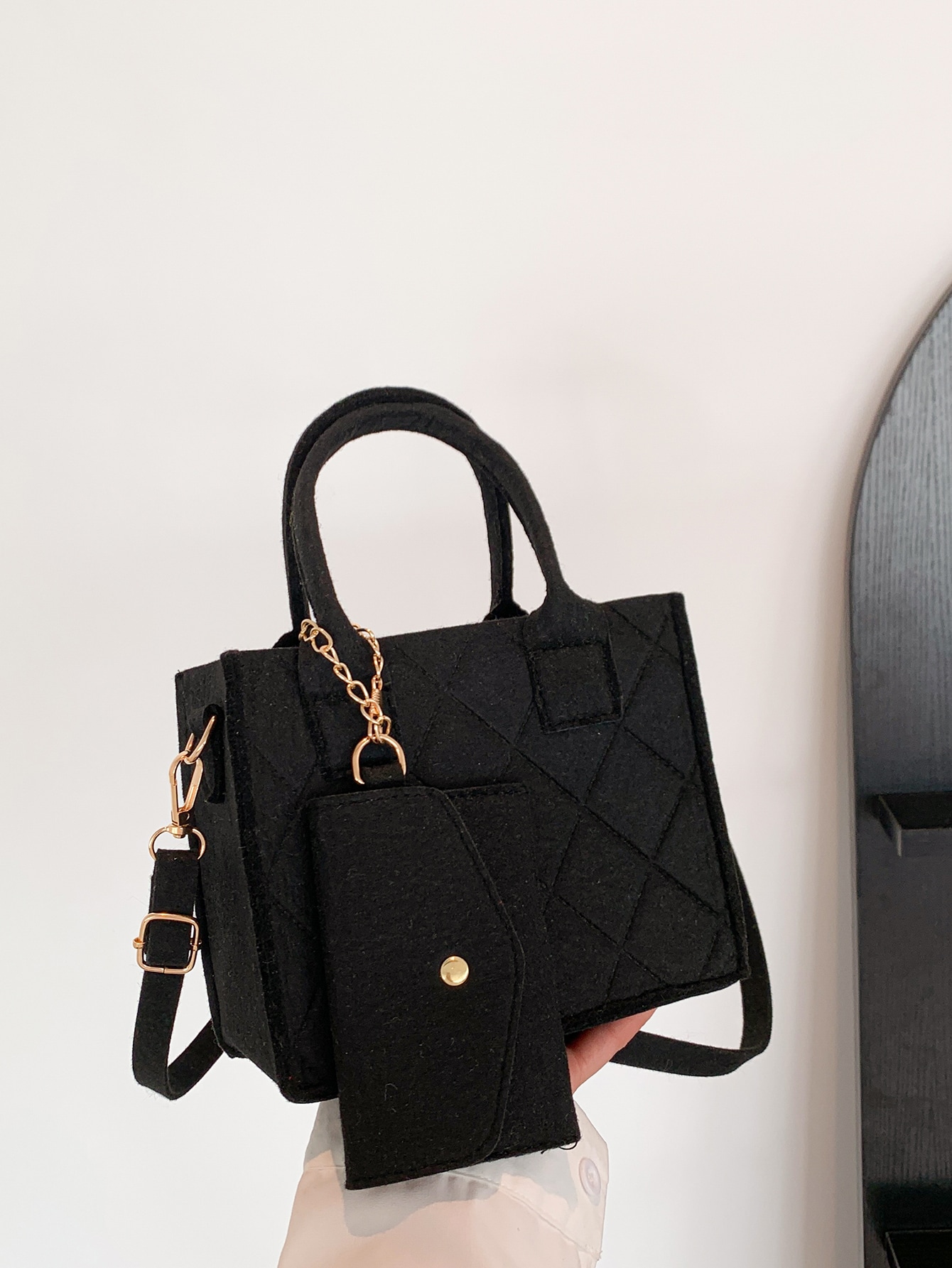 Bolsa cuadrada mini con diseño de puntada con monedero