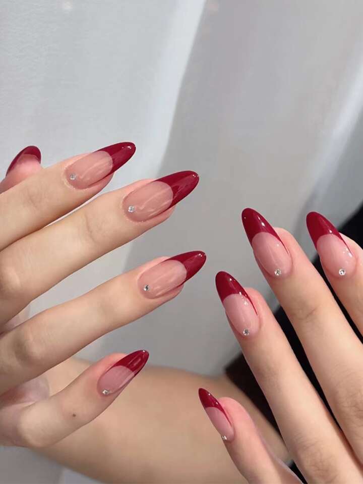 Ongles En Amande Rouge Foncé